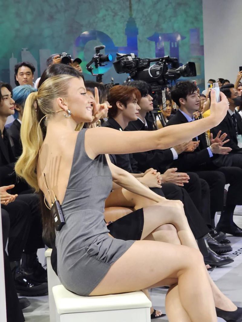 Sydney Sweeney x3 | Scrolller