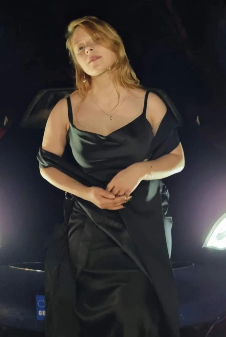 Sydney's impromptu photoshoot | Scrolller