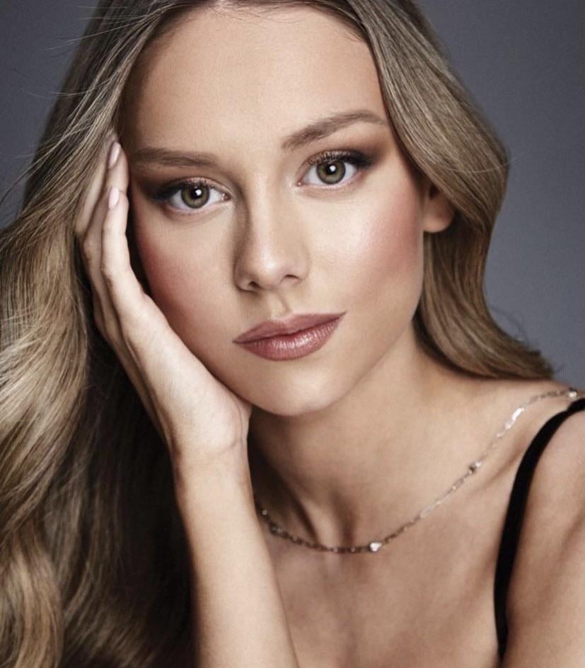 Ester Exposito | Scrolller