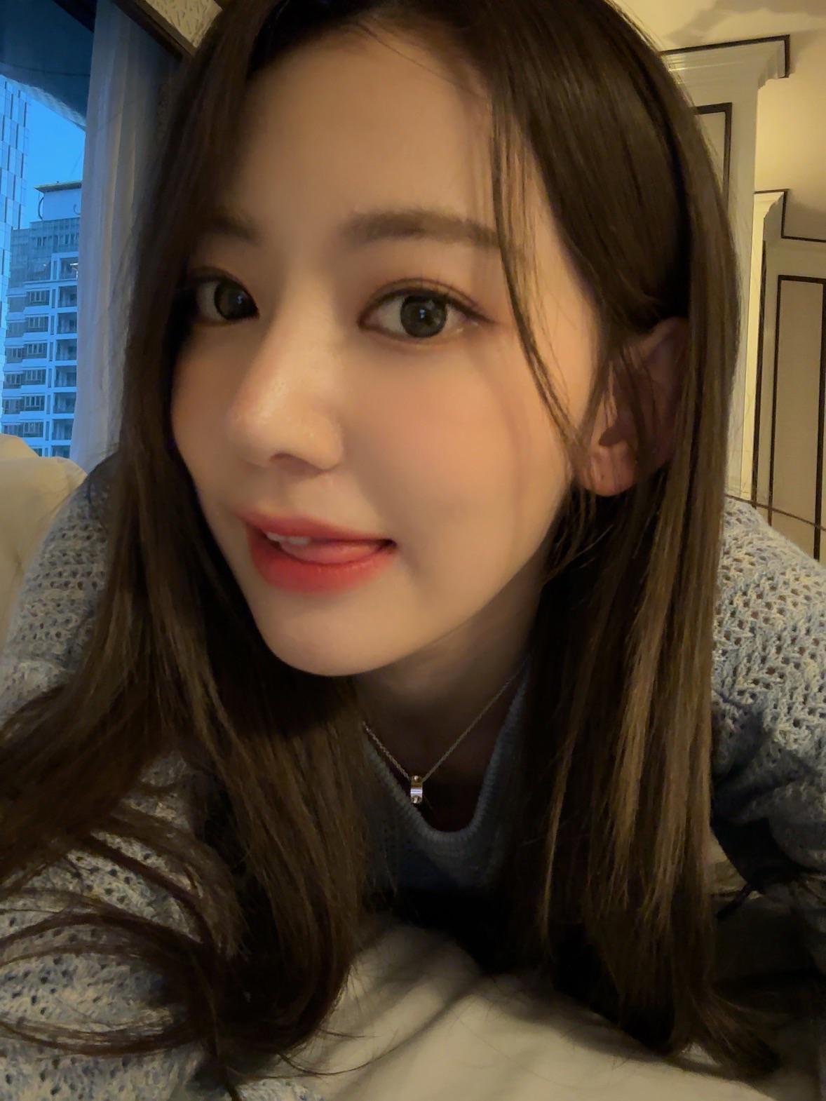 230107 LE SSERAFIM Weverse Update // Sakura | Scrolller