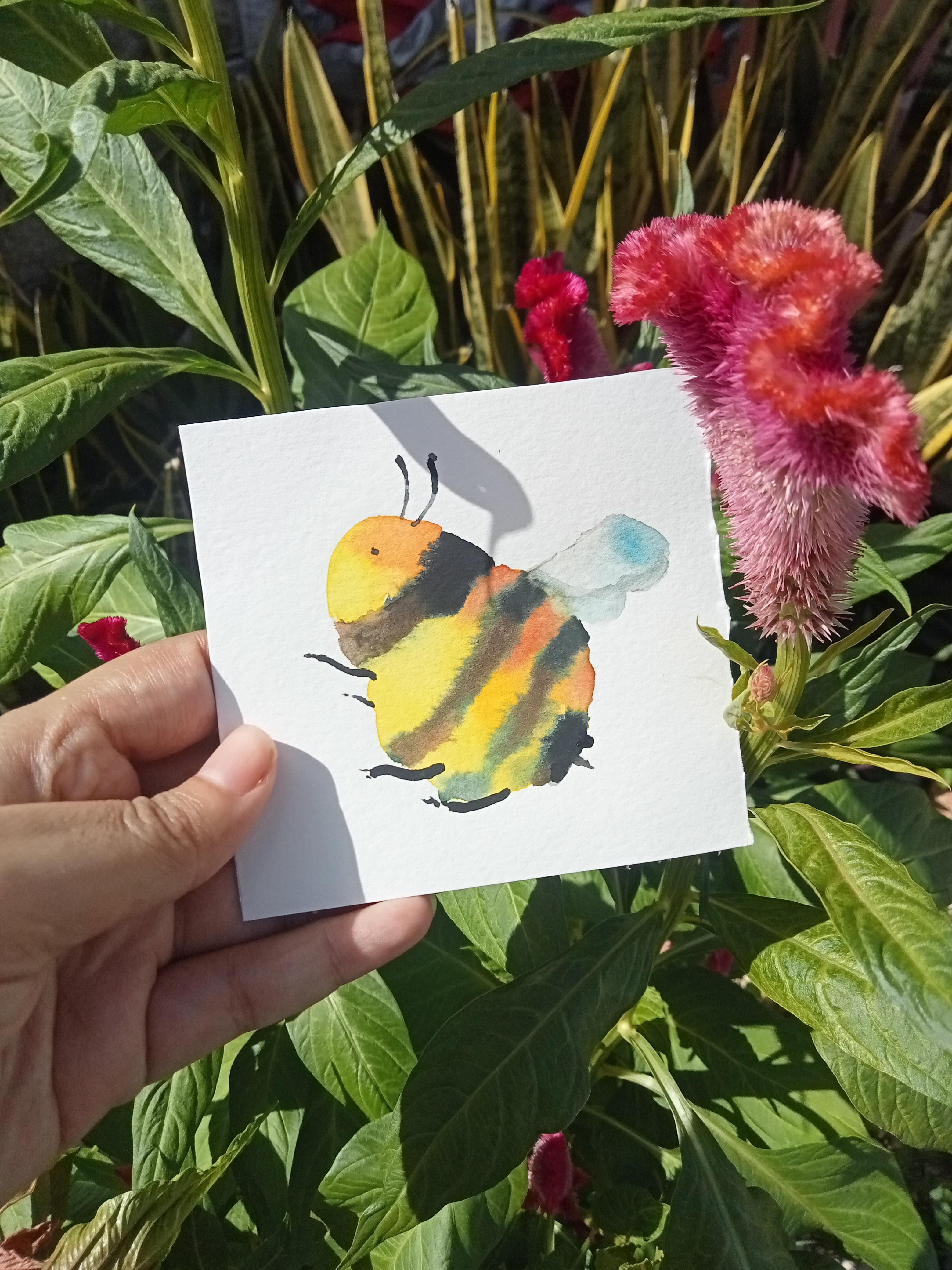 Just bee | Scrolller