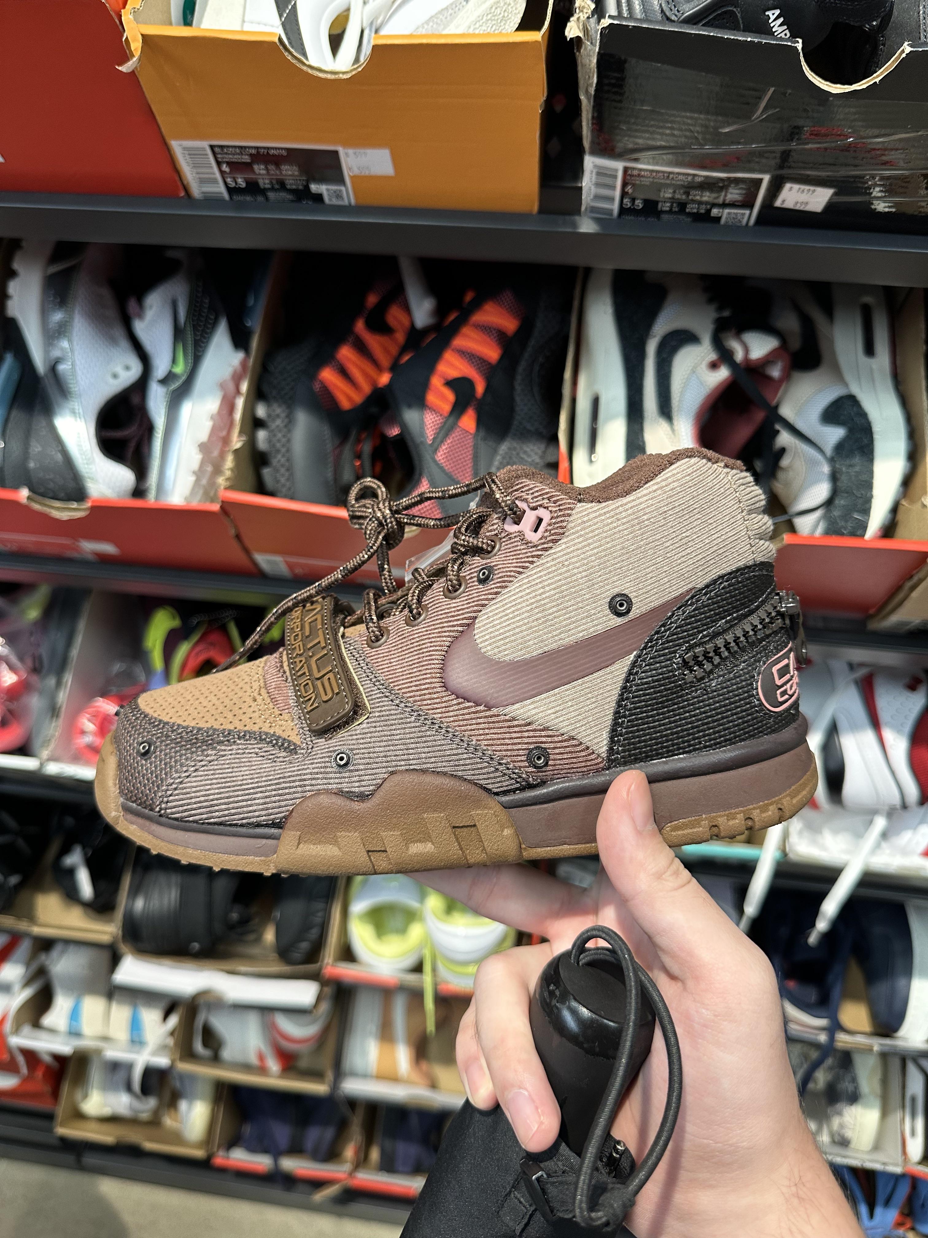 Hong Kong Outlet | Scrolller