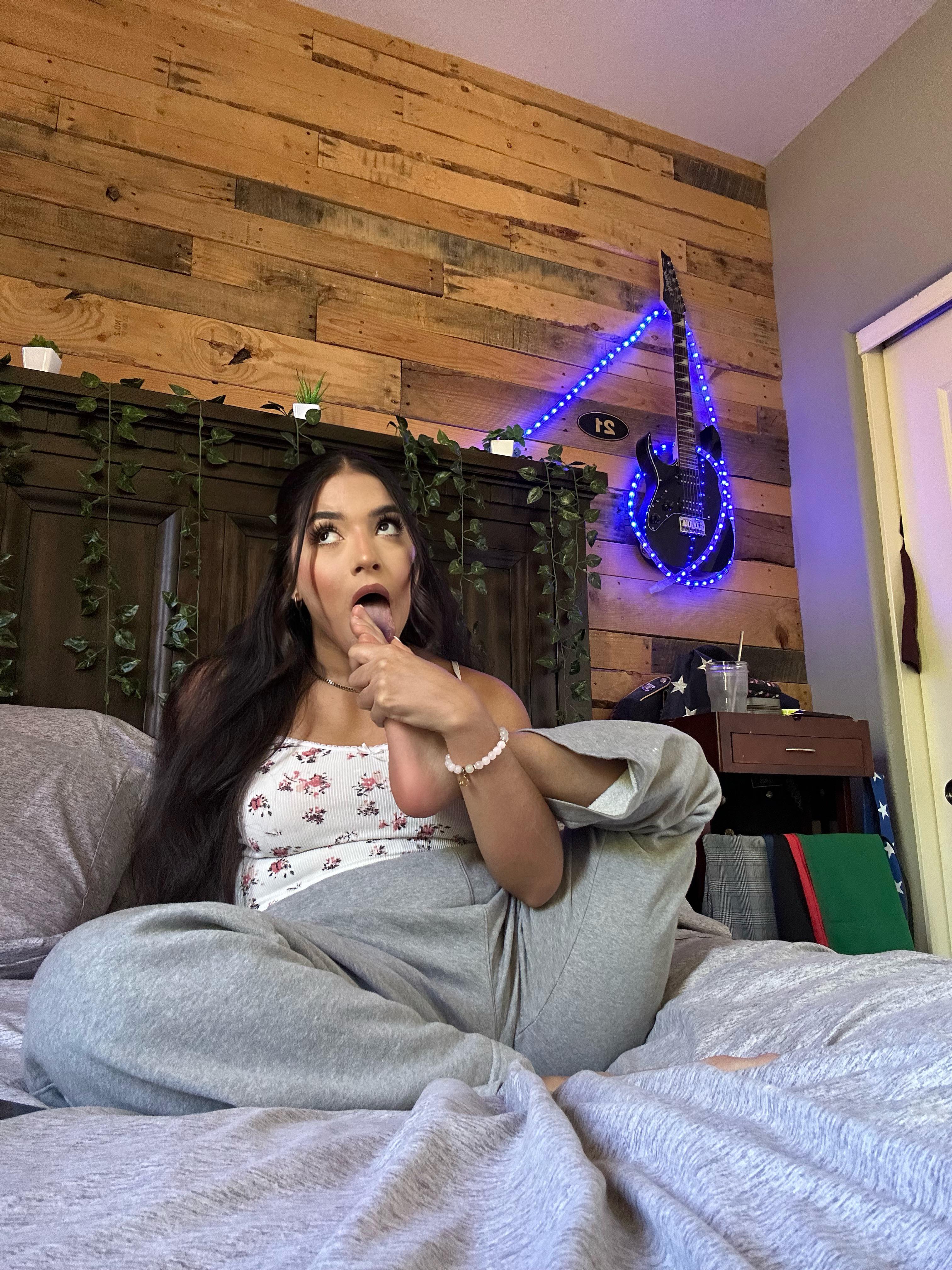 I got lipstick on my toe from sucking my big toe > swipe right💘 | Scrolller