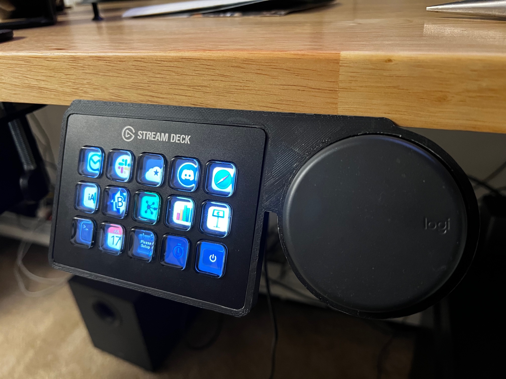 Streamdeck/Volume control desk mount | Scrolller