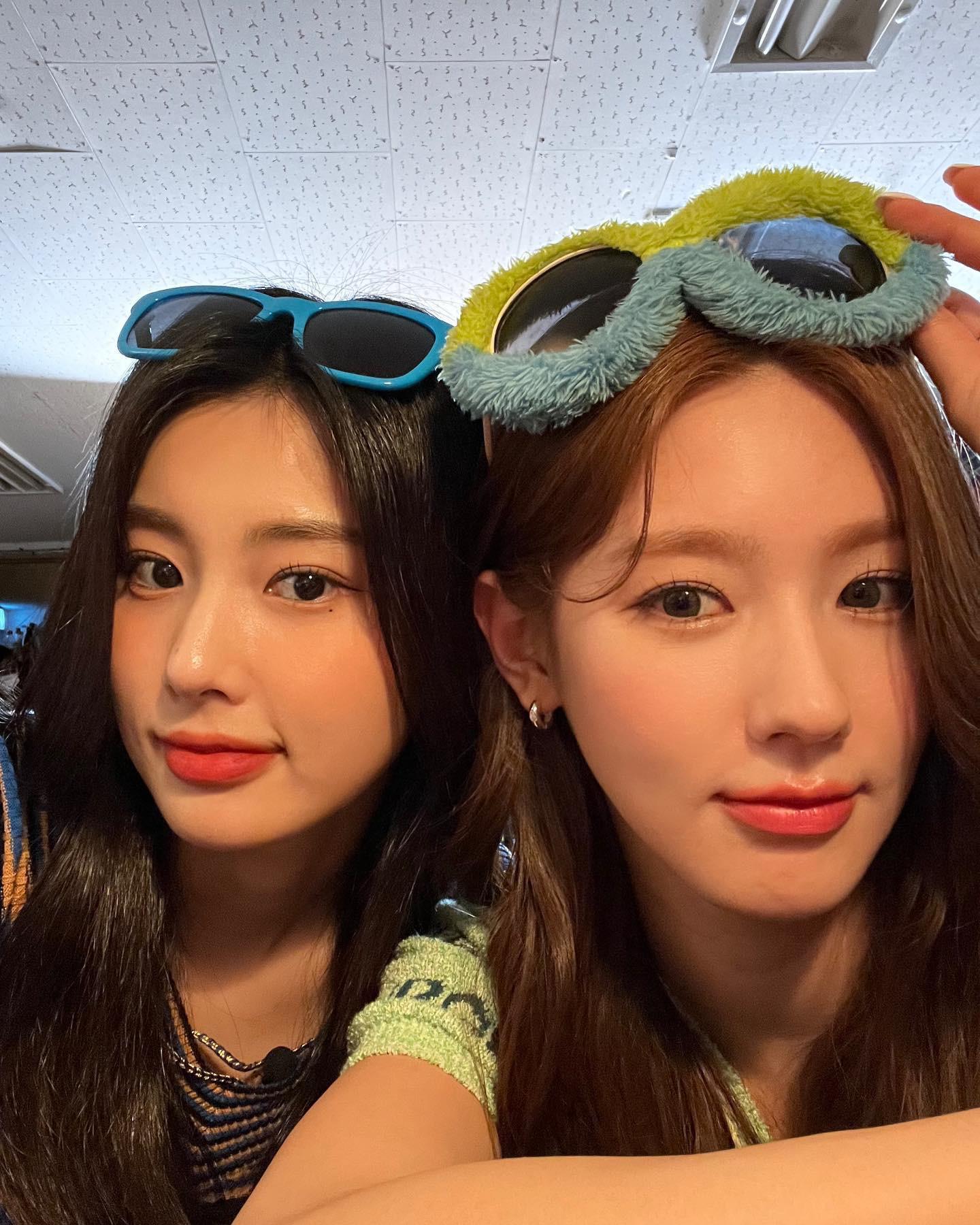 220429 Kang Hyewon Instagram Update with (G)I-DLE Miyeon | Scrolller