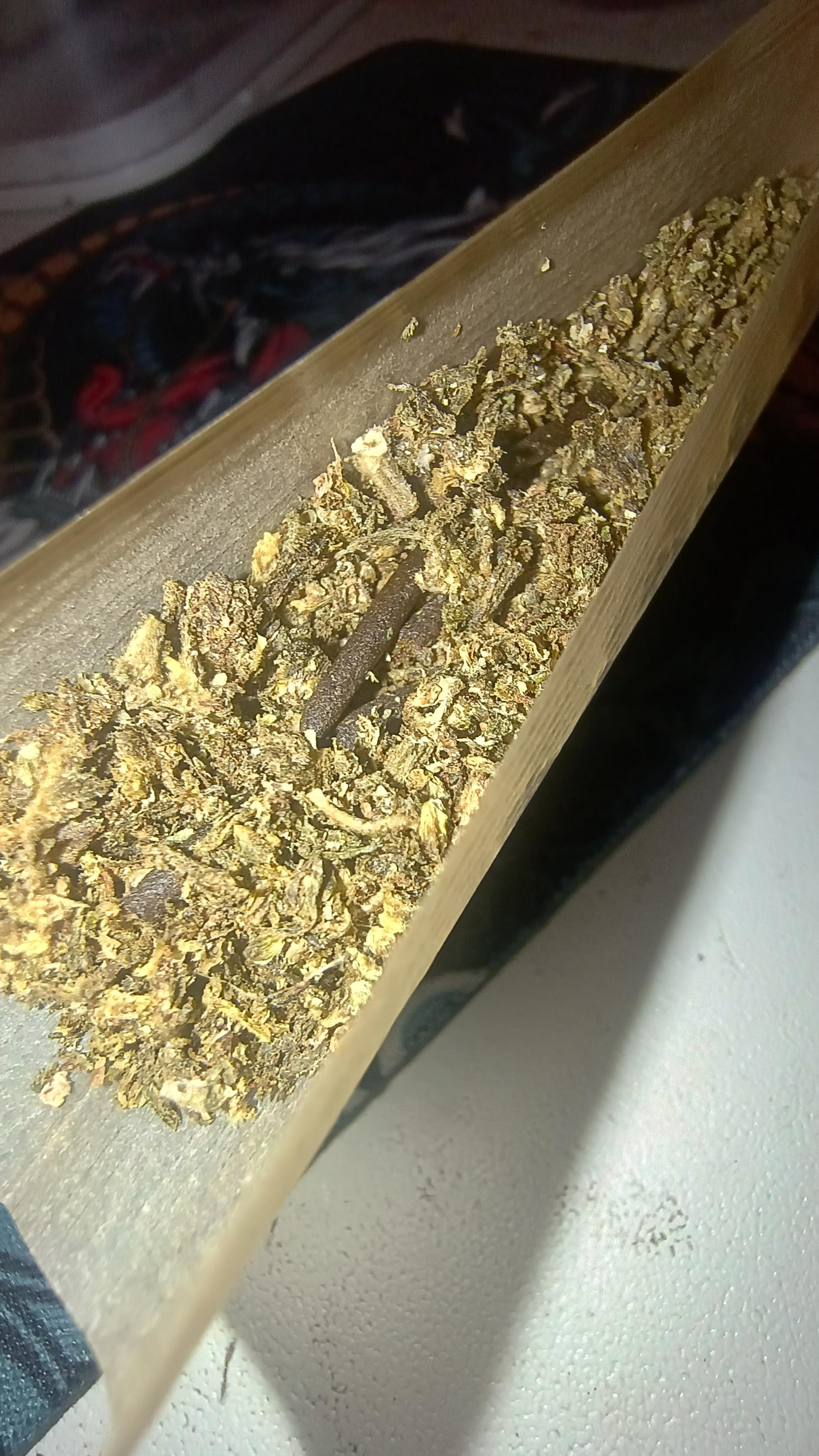 Brick weed with some hash. Looks smokable now? | Scrolller