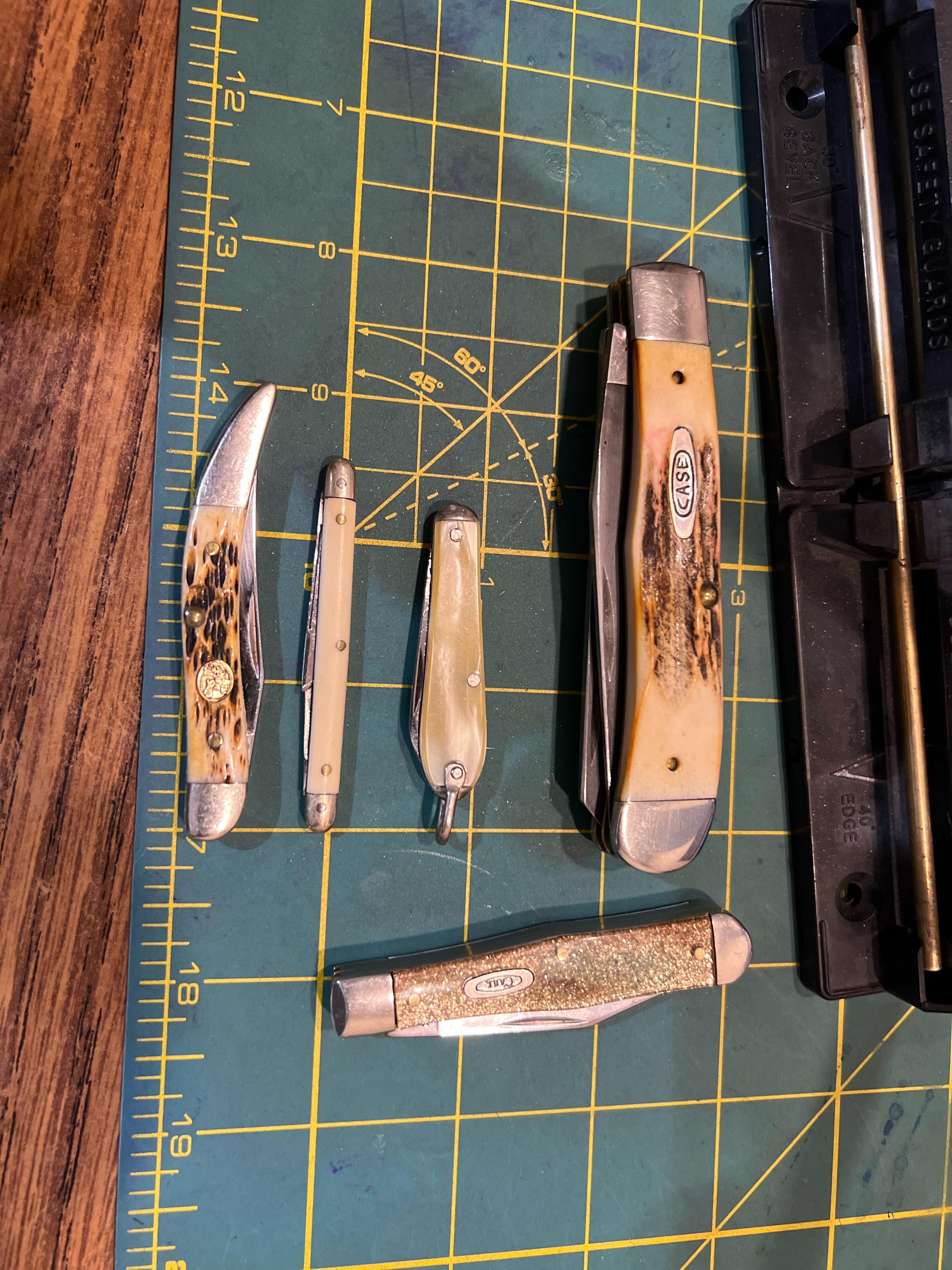 Some really small slip-joints with a case full size trapper for size comparison. | Scrolller
