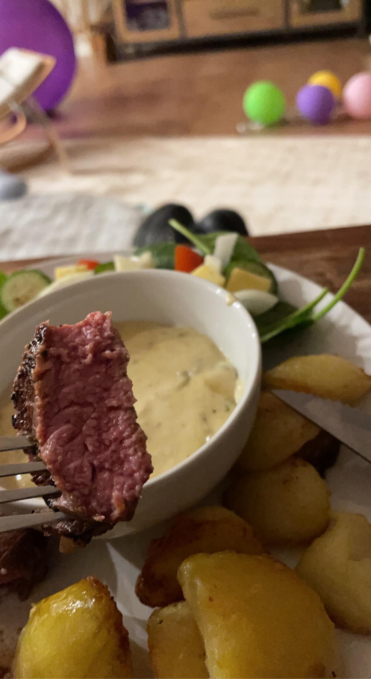 [homemade] Angus sirloin steak, twice-cooked crispy potatoes, mushroom sauce, garden salad ...