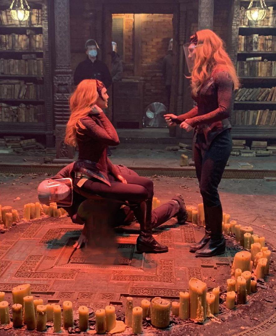 New pics of Lizzie with her stunt double on set of Infinity War and Multiverse of Madness ...