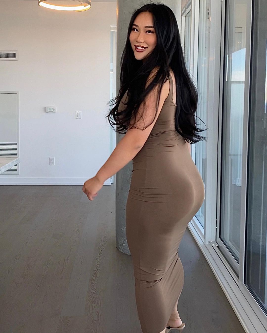 Looking thicc in her dress | Scrolller