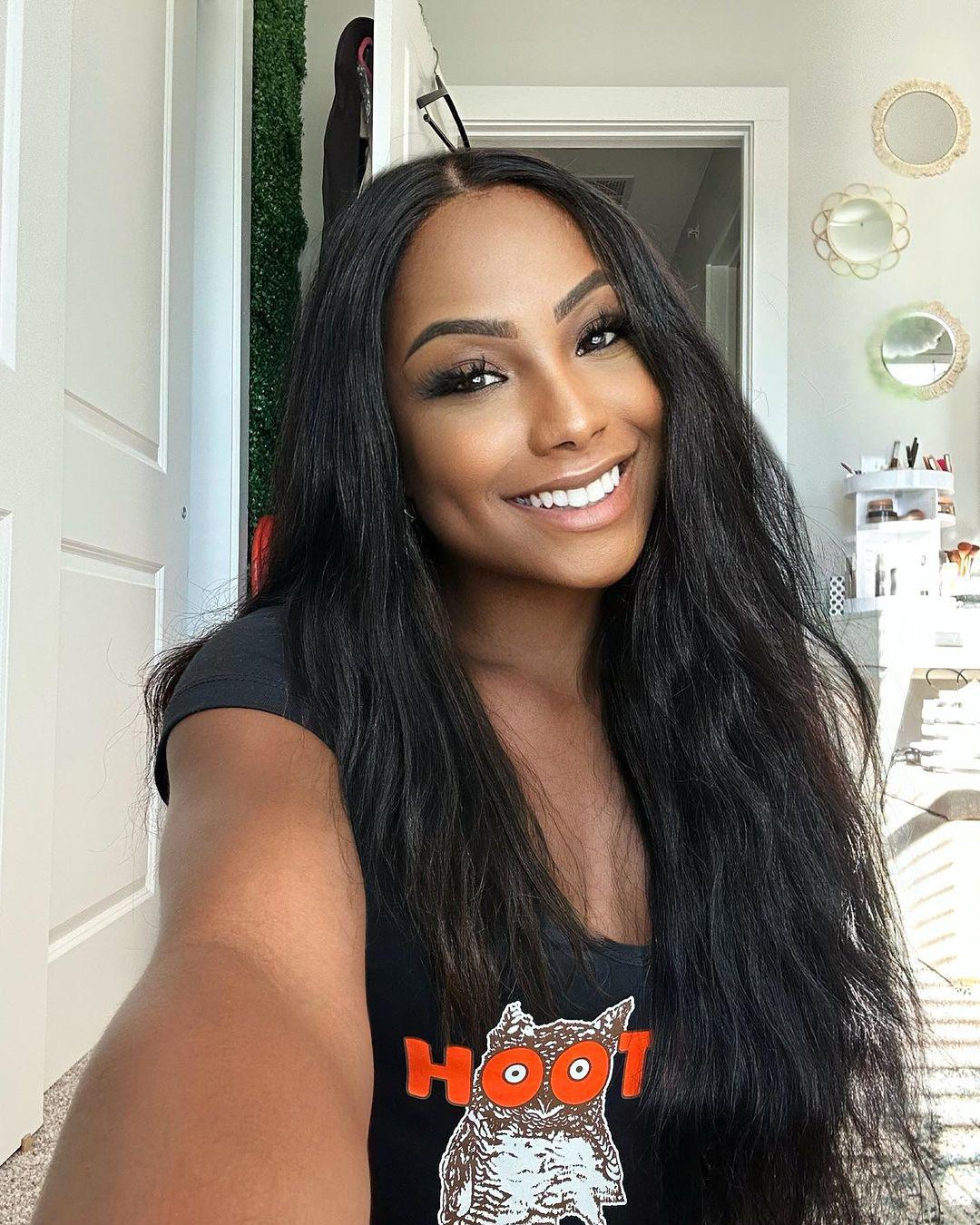 Waitress Tia | Scrolller