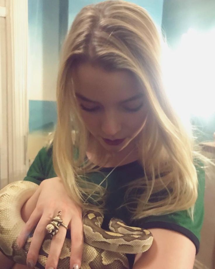 Rare photos of Anya | Scrolller