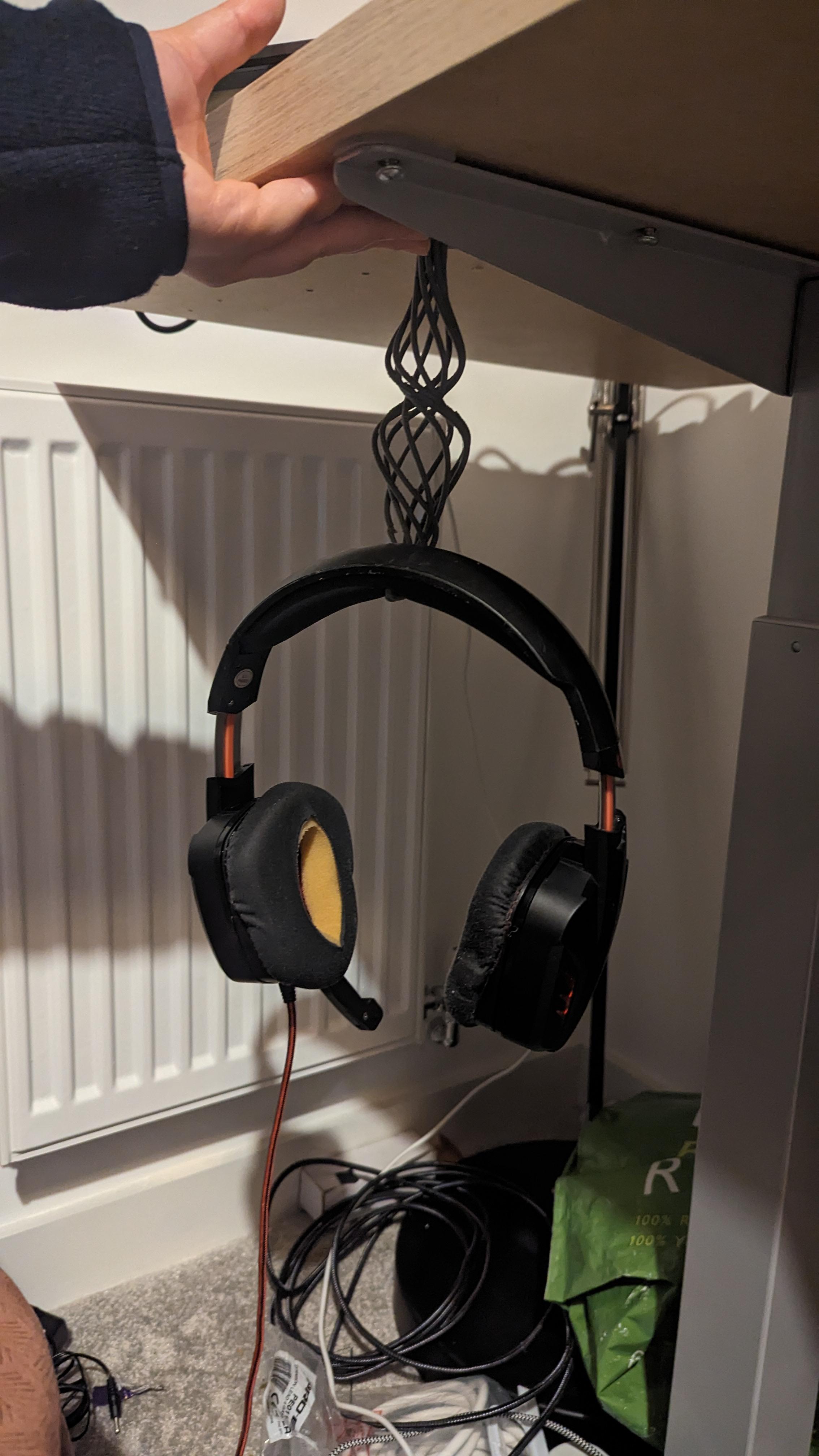 Hanging headphones holder | Scrolller