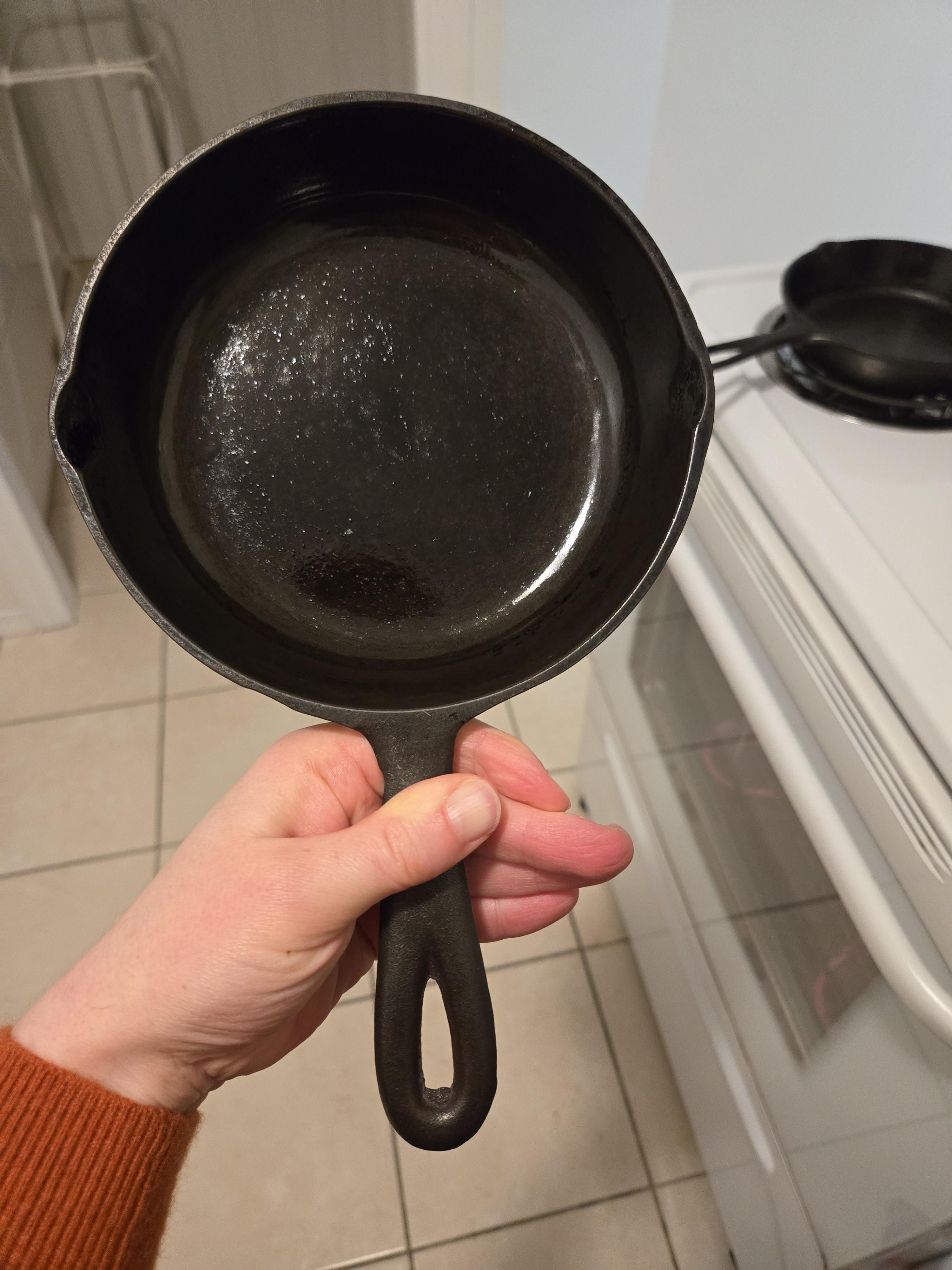 Unmarked frying pan | Scrolller