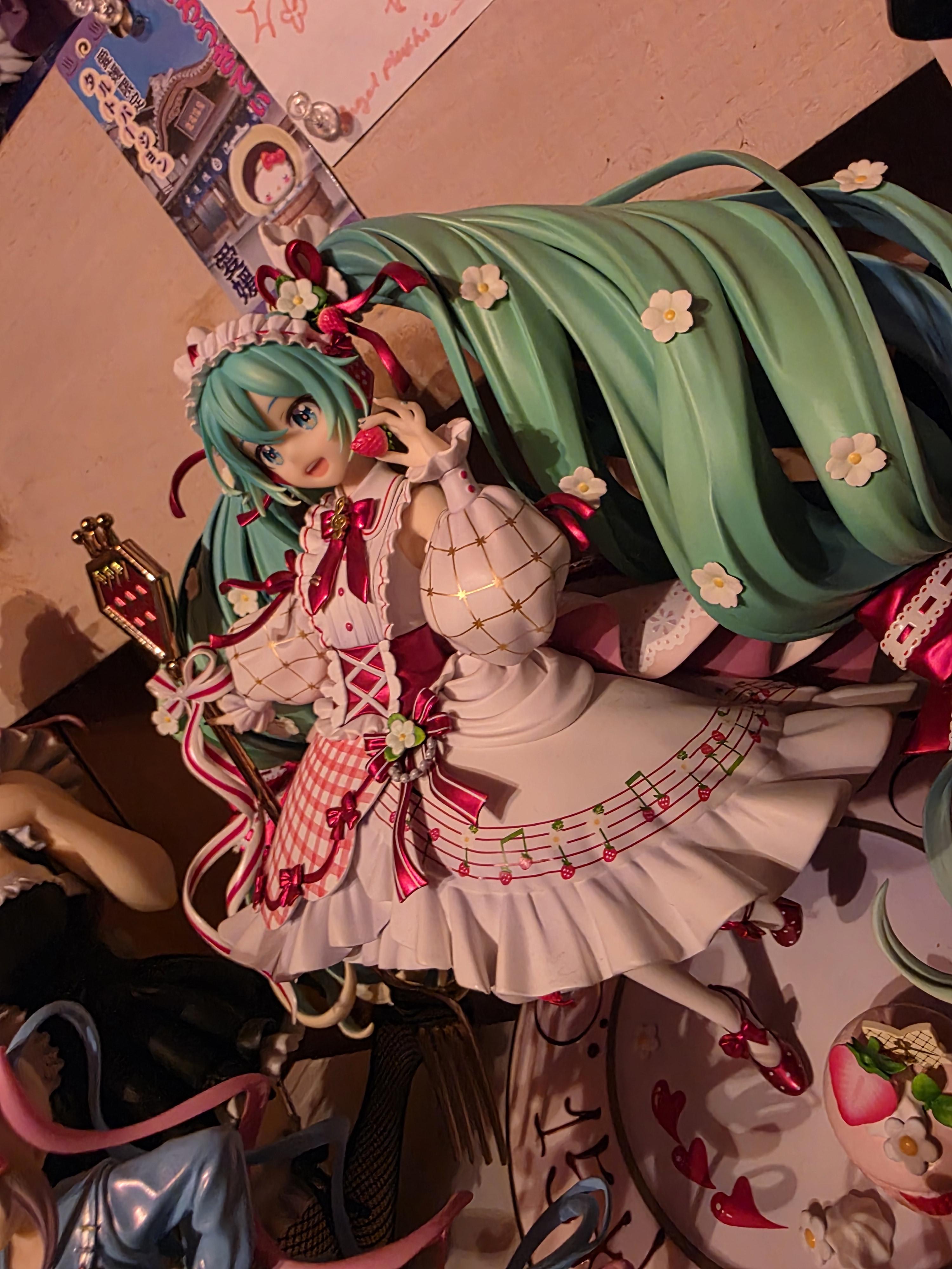 15th Anniversary Hatsune Miku | Scrolller