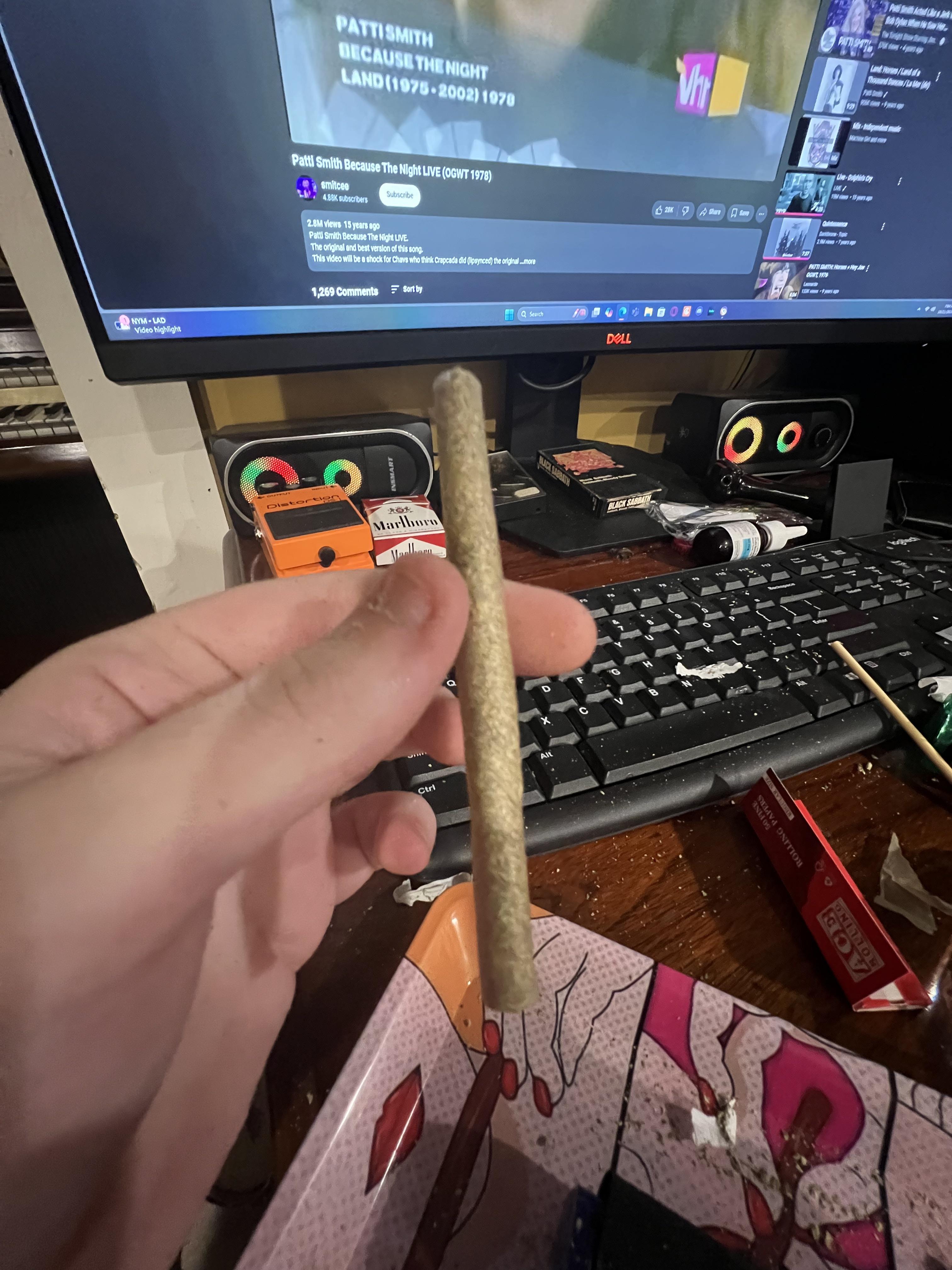 Bro i made a blunt sized joint 😂 | Scrolller