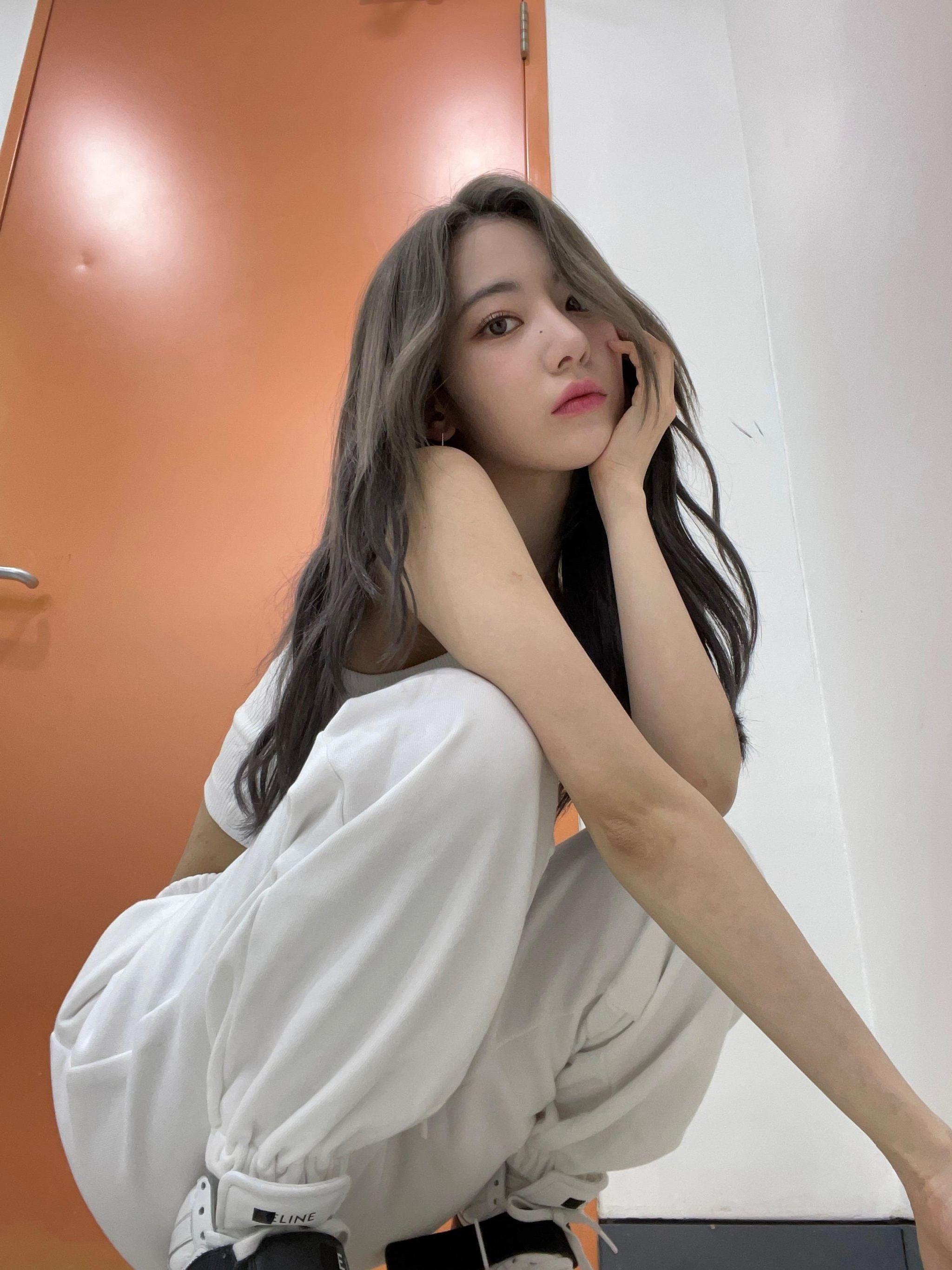 220515 LE SSERAFIM Weverse Update // Sakura | Scrolller