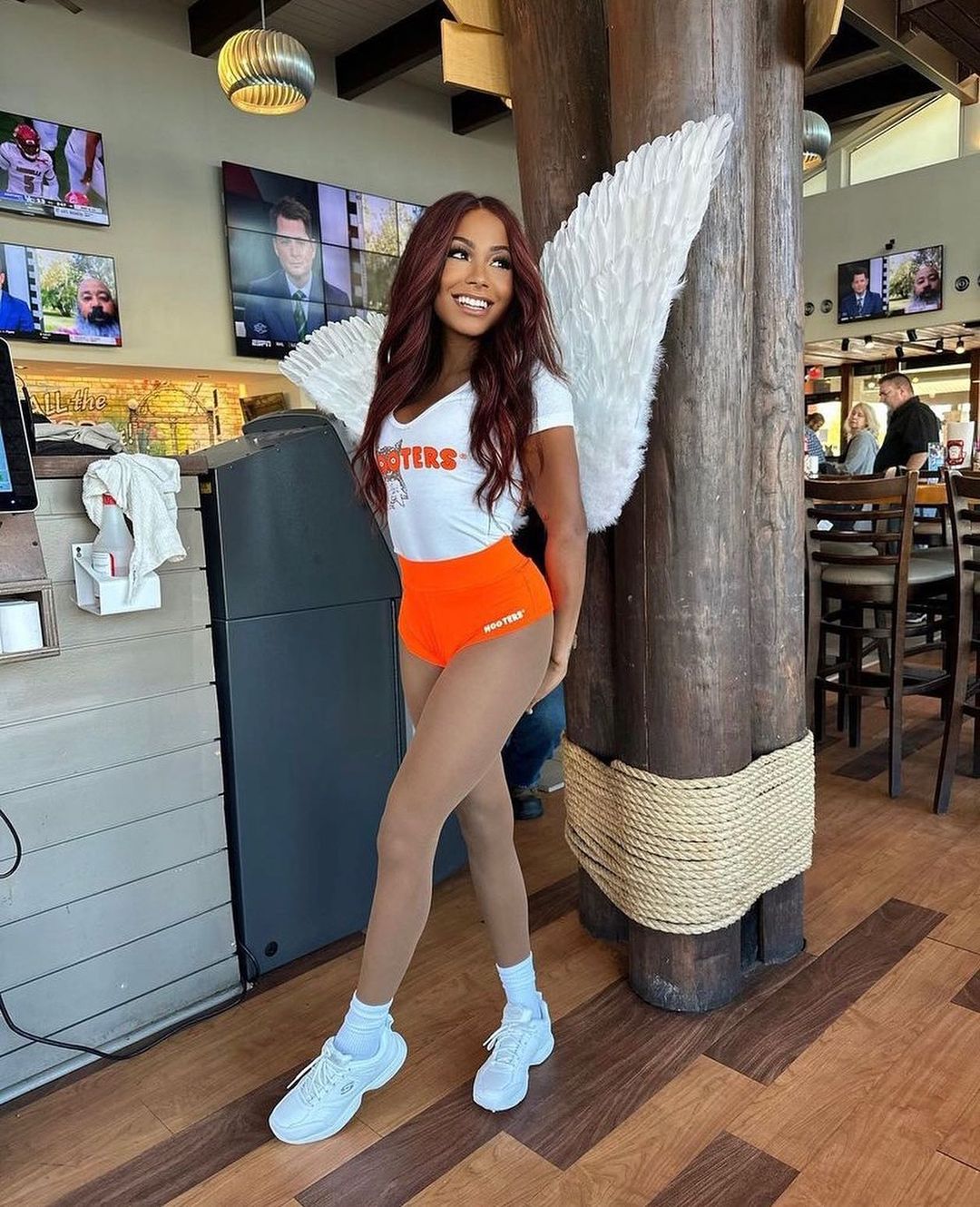 Waitress Tia | Scrolller