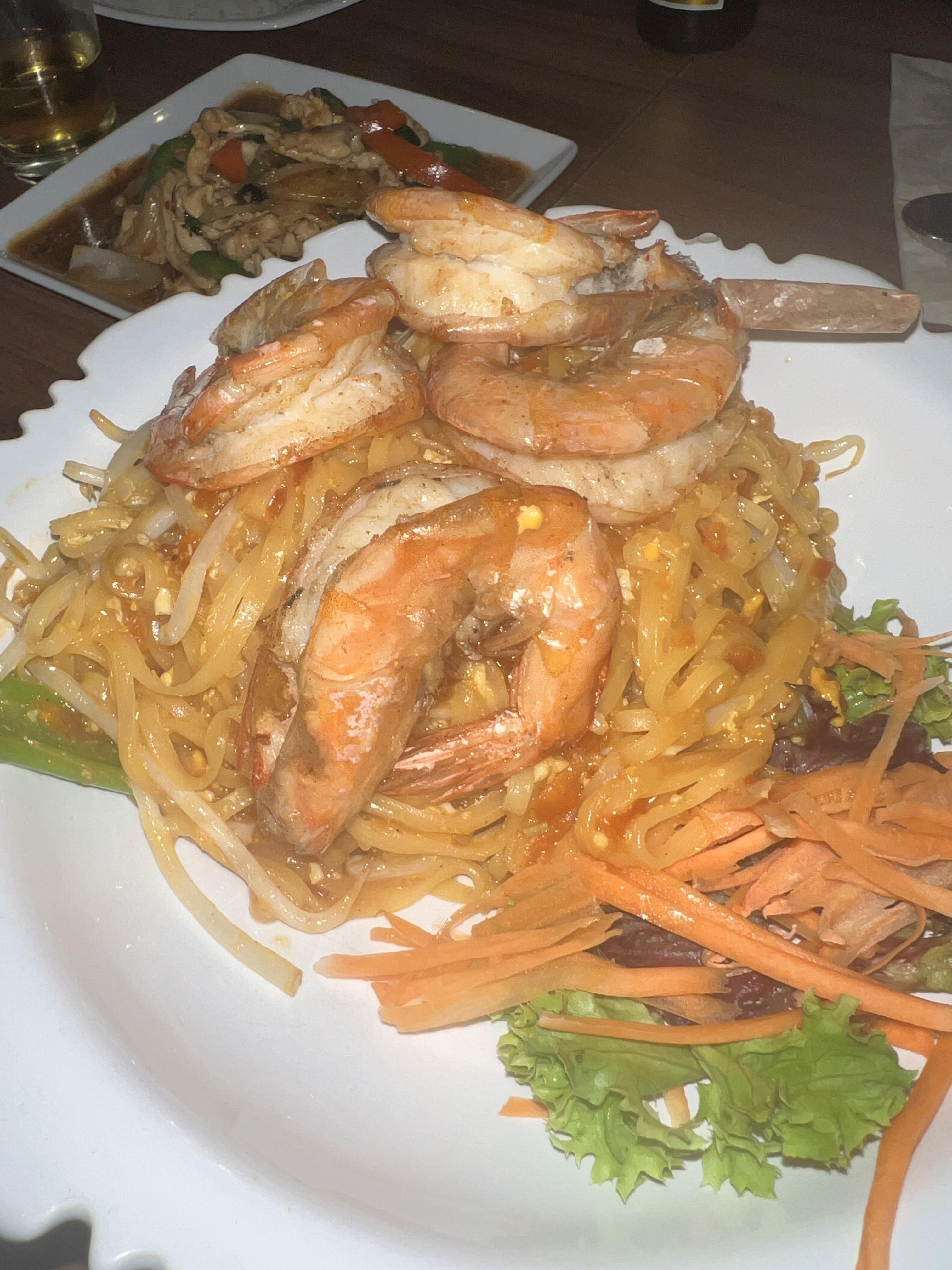King prawn Pad Thai estimate? Was a big portion and quite oily. | Scrolller