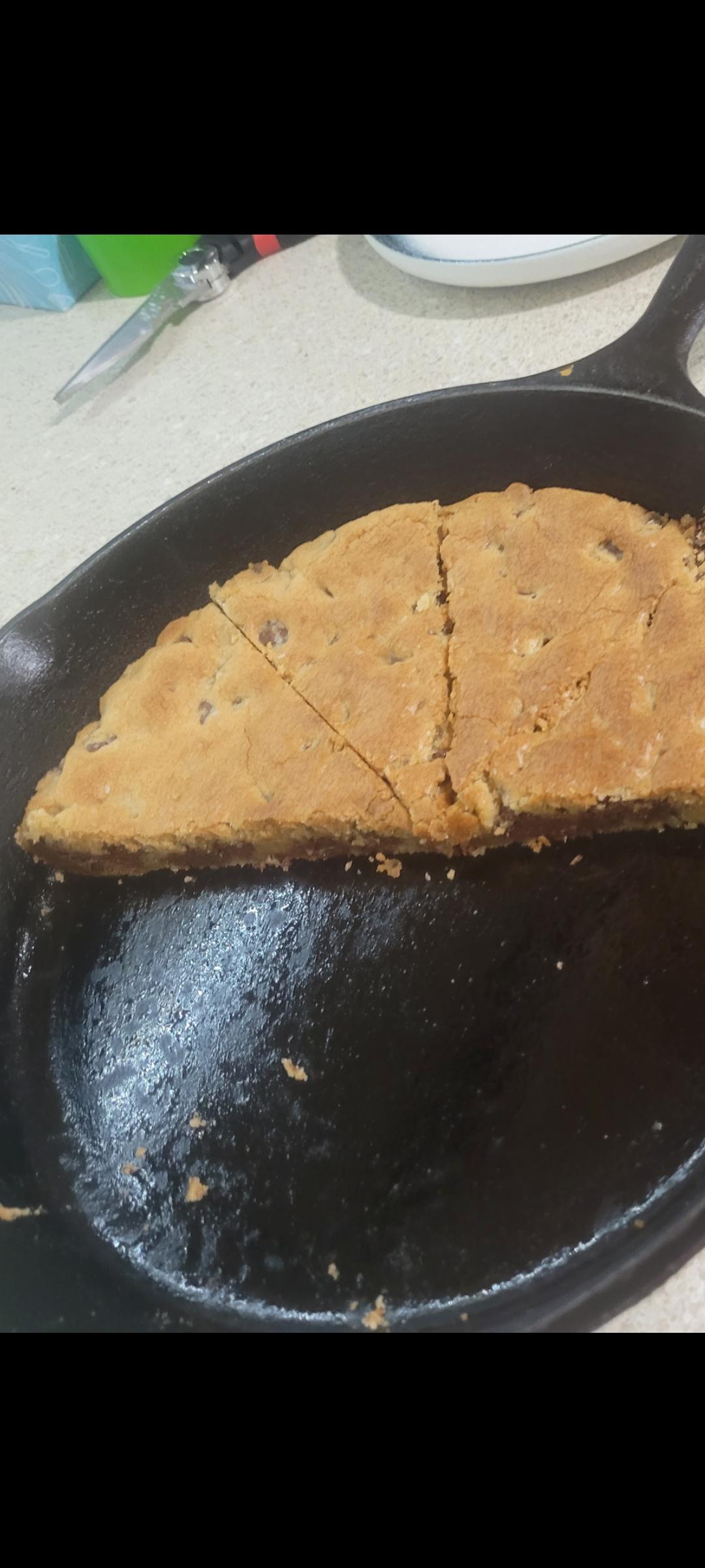 Cast iron chocolate chip cookie | Scrolller