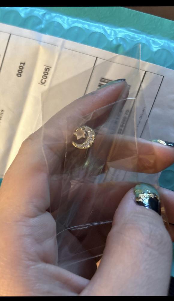 I waited 3 weeks to receive a broken nose ring in the mail, seller agreed to send a replacement ...