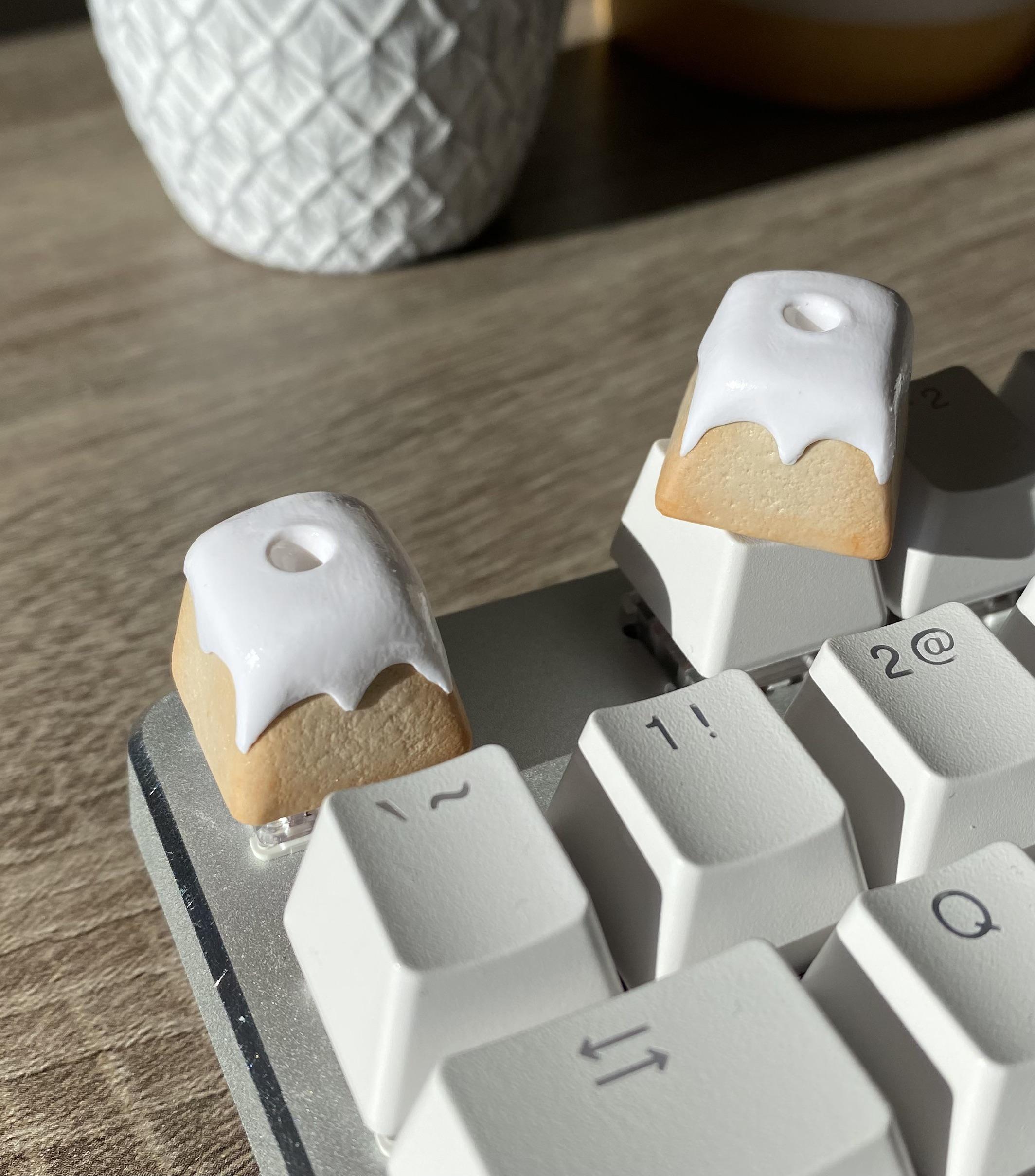 I made some sweet roll keycaps | Scrolller