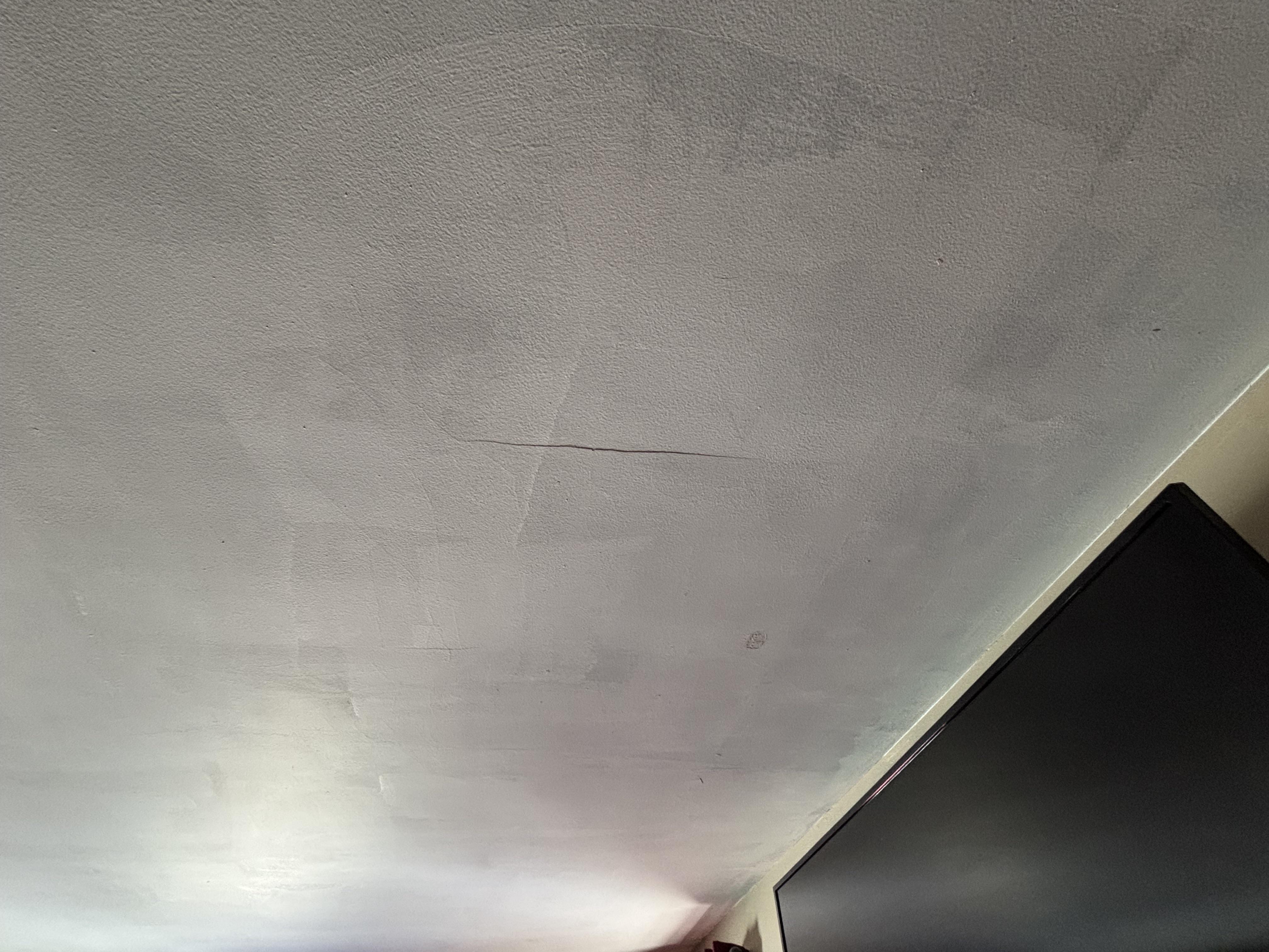 Crack in ceiling. | Scrolller