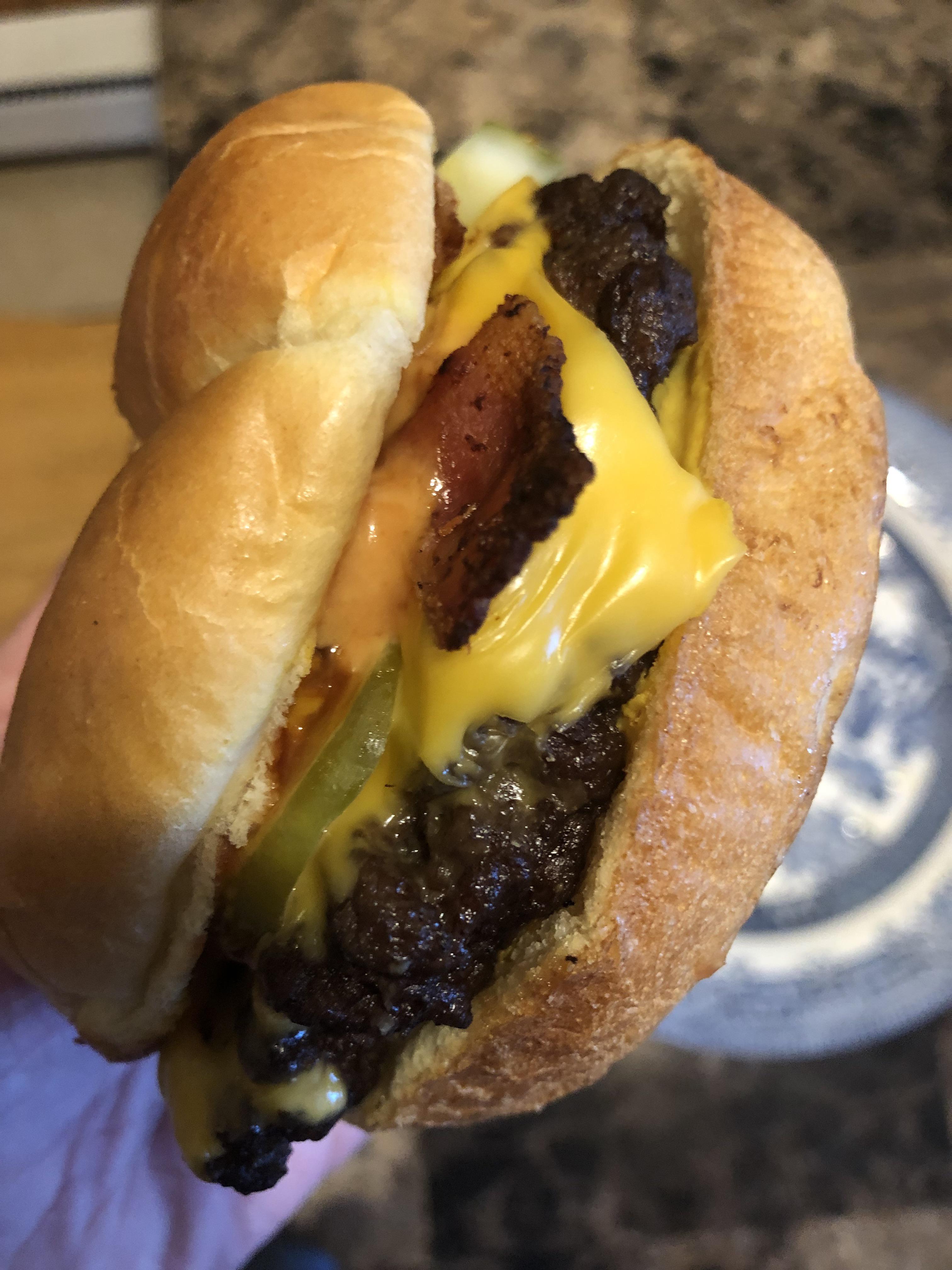 Single bacon cheeseburger | Scrolller