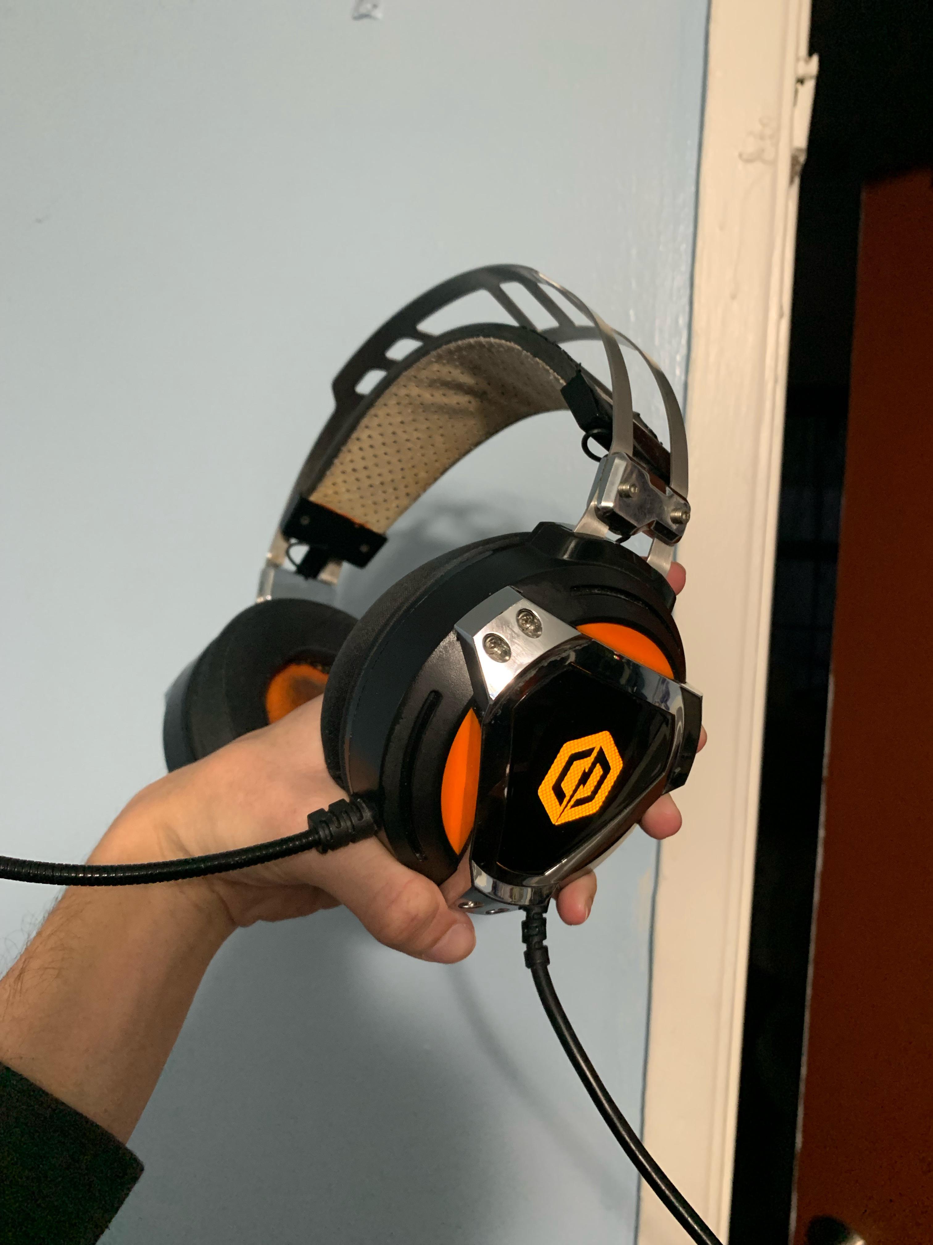 Does anyone know the model of these headphones? | Scrolller
