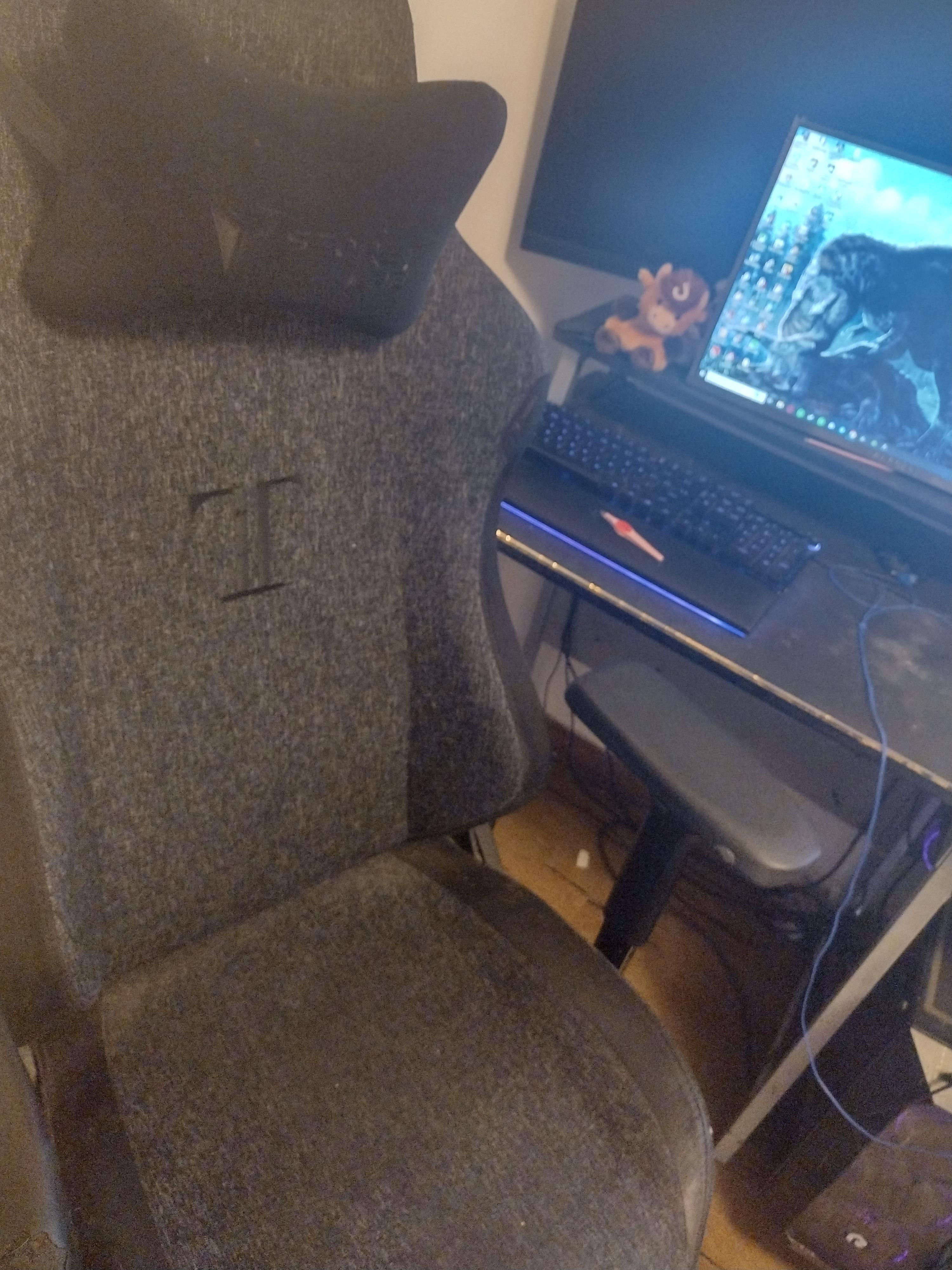 Secretlabs titan | Scrolller