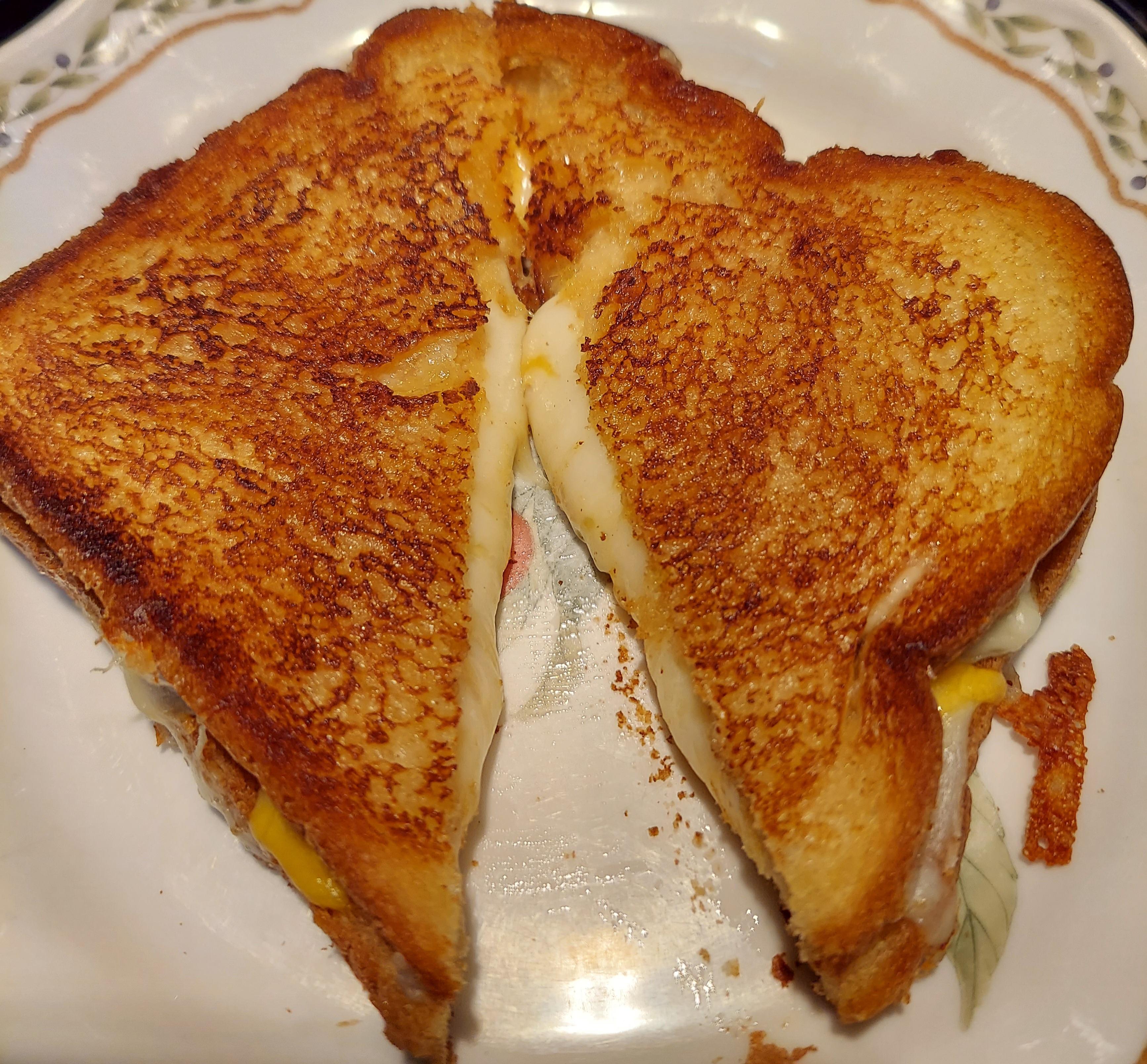 Basic grilled cheese | Scrolller