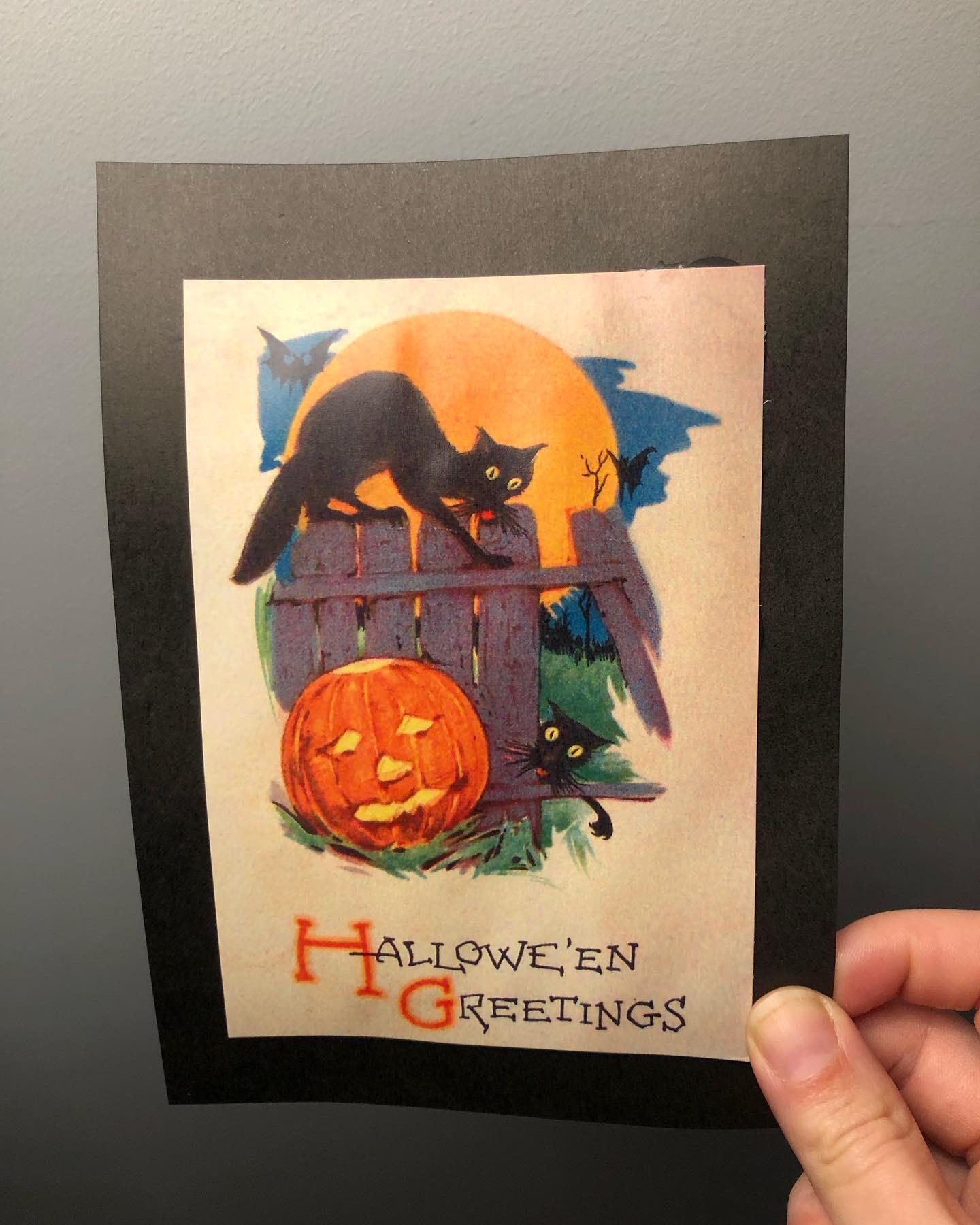 Greeting cards for neighbors with exceptional Halloween decorations | Scrolller