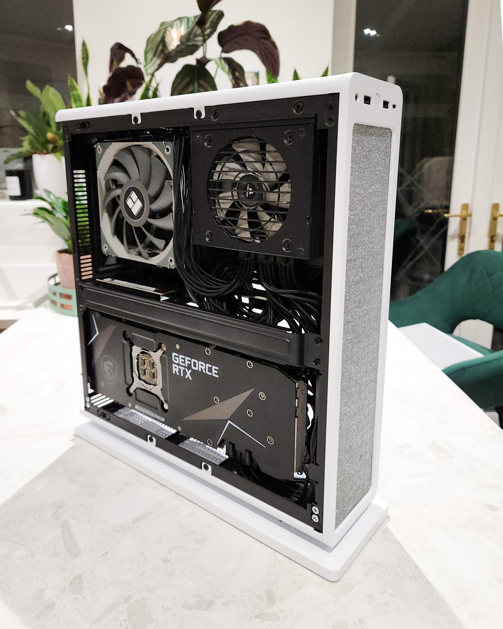 Made the switch from the Meshlicious to the Ridge. Love the clean look of this case. | Scrolller