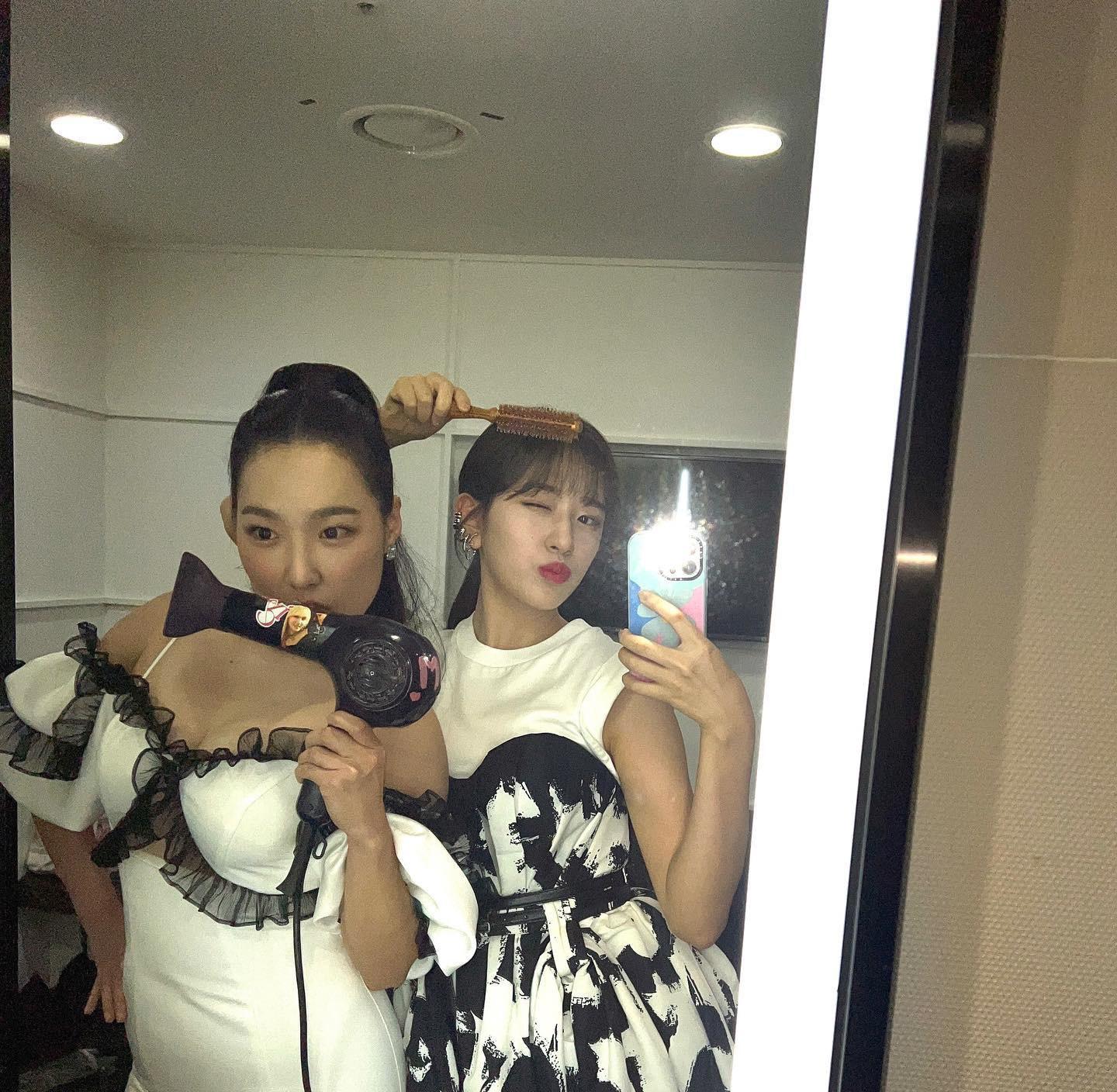 220905 Lee Eunji Instagram Update with An Yujin | Scrolller