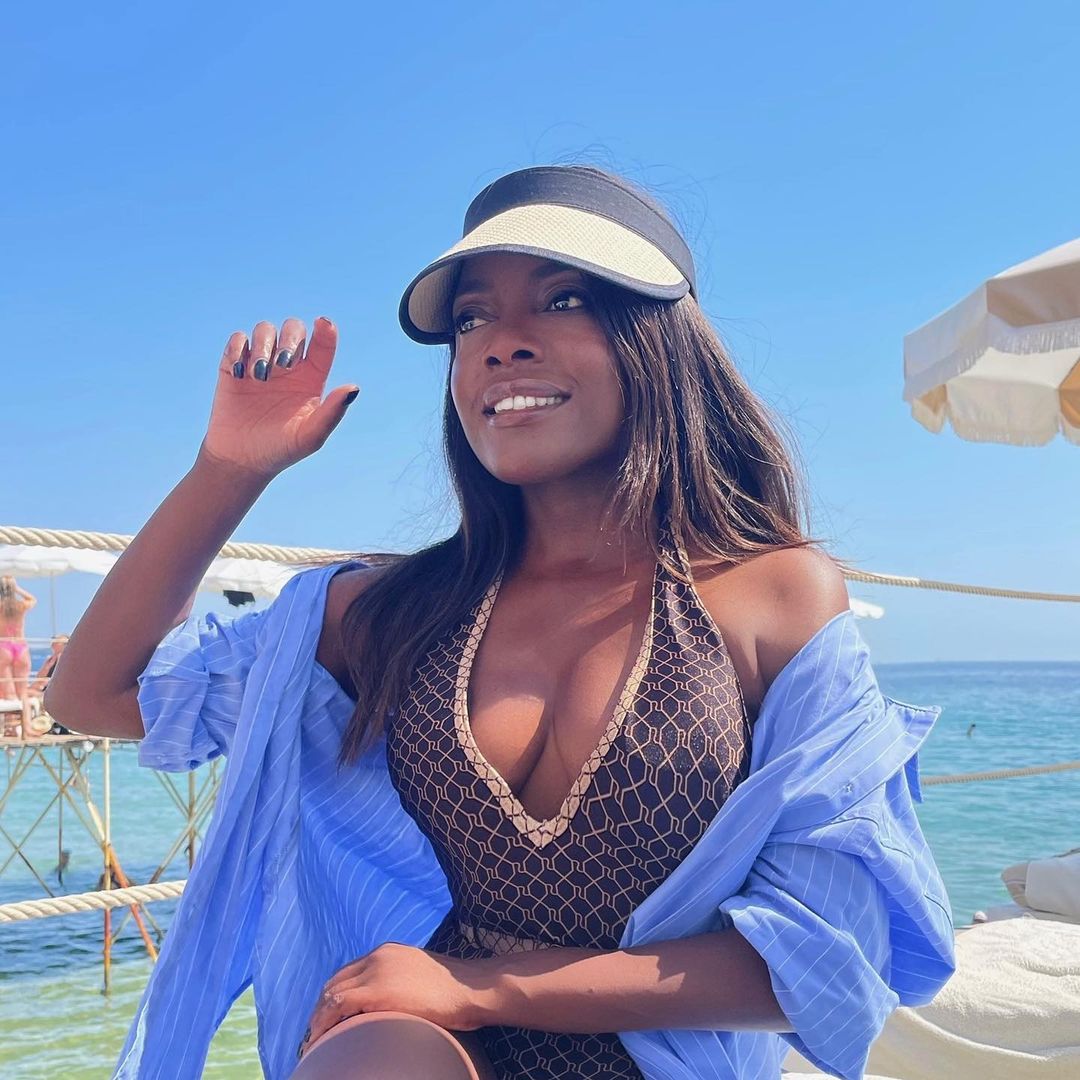 Iris van Lunenburg | Scrolller