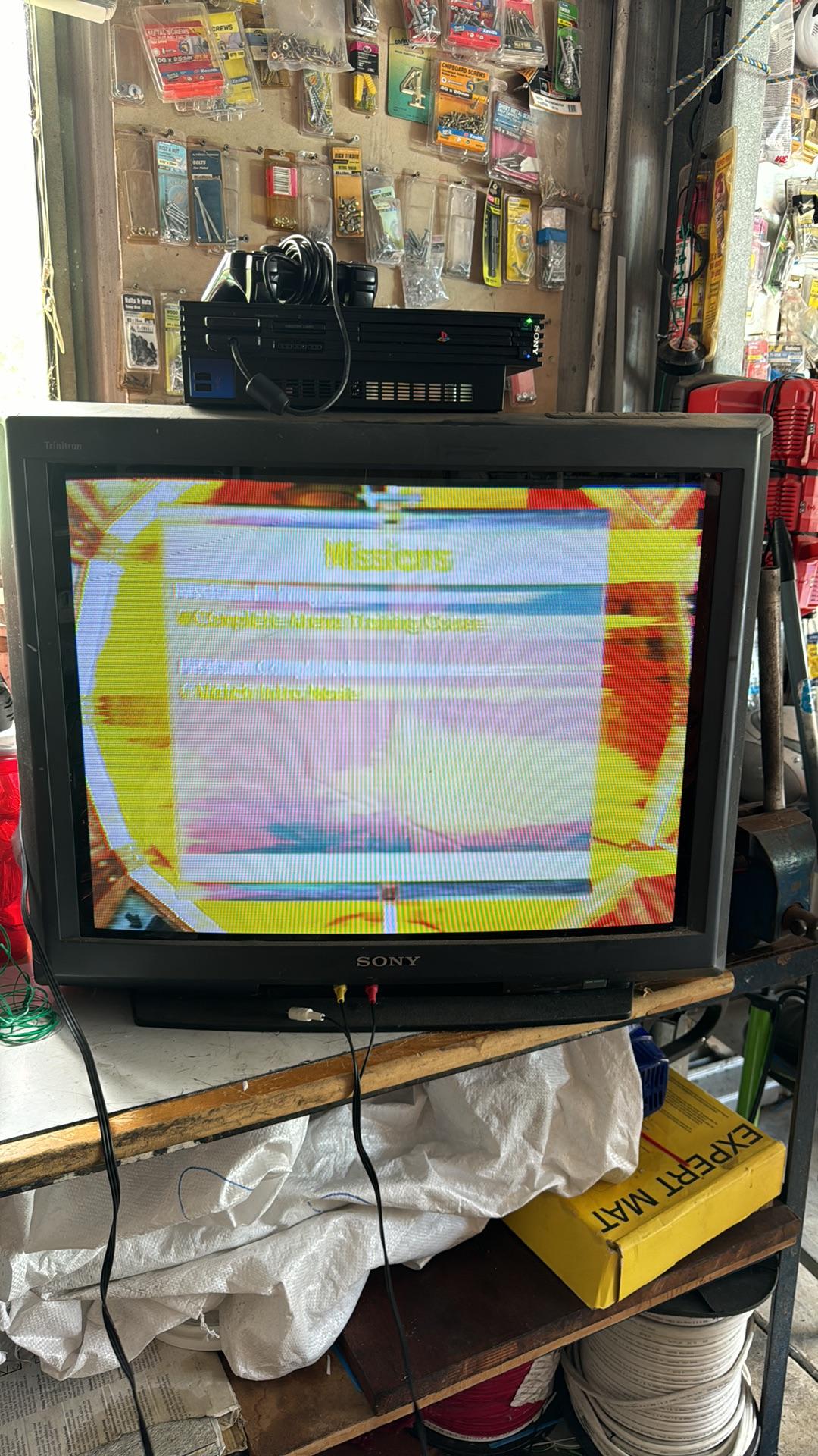 Anyone know why the picture is distorted? | Scrolller