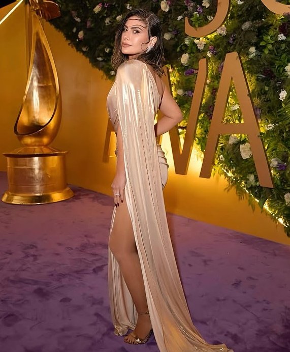 Saba Mubarak - Joy Awards 2025 | Scrolller