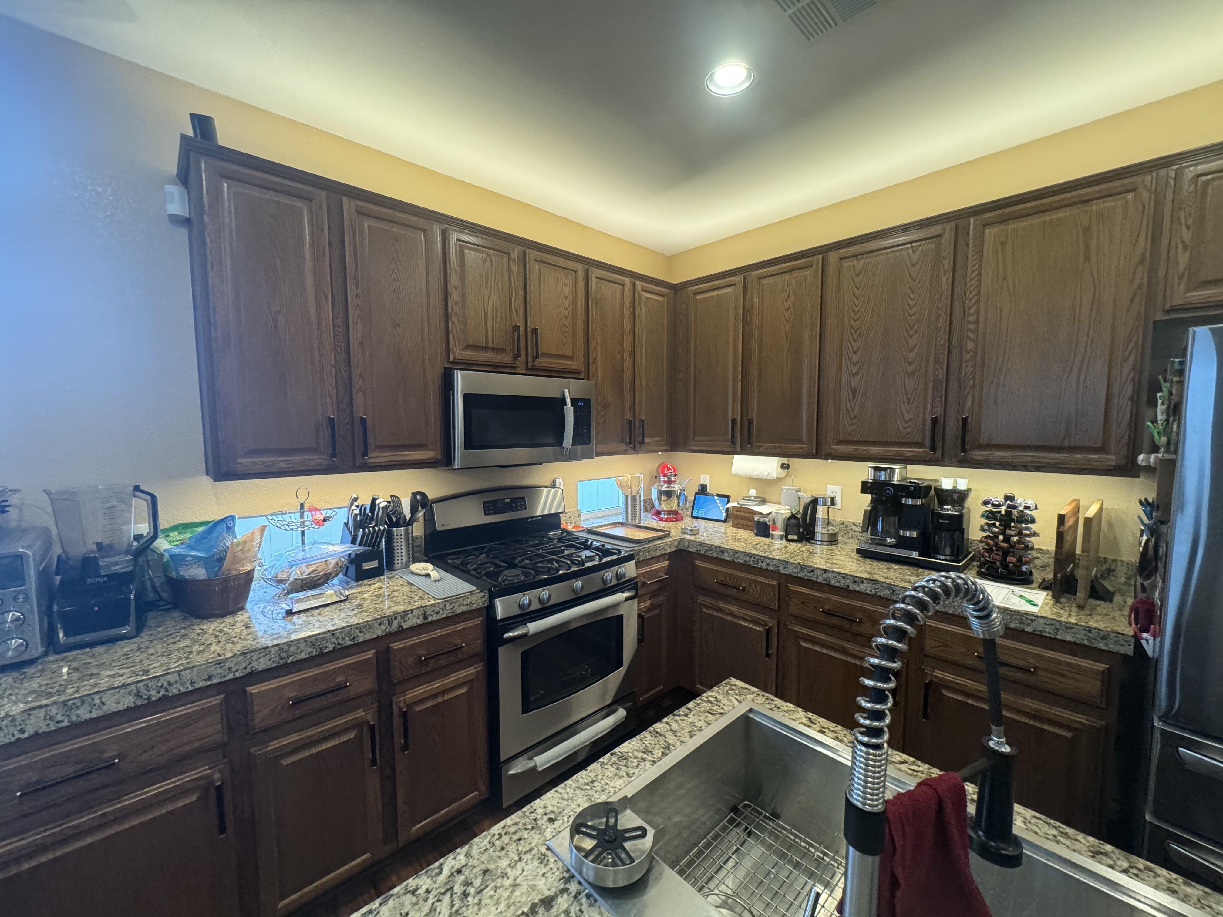 Decorating Enthusiasts, what kind of backsplash would work well in my kitchen? | Scrolller