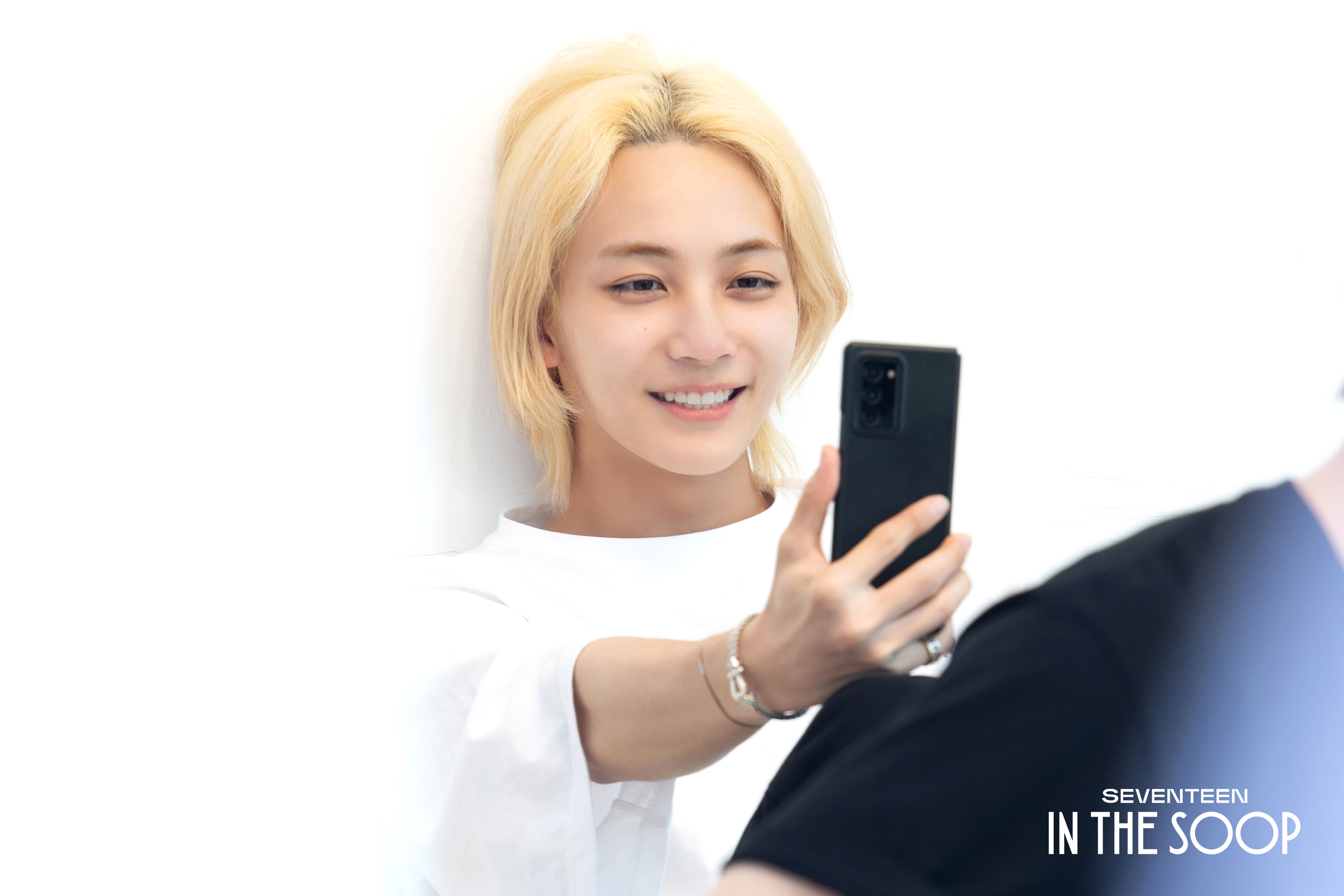 221018 Seventeen Twitter: 'SEVENTEEN IN THE SOOP MAKING PHOTOBOOK' Preview Cuts #1 | Scrolller