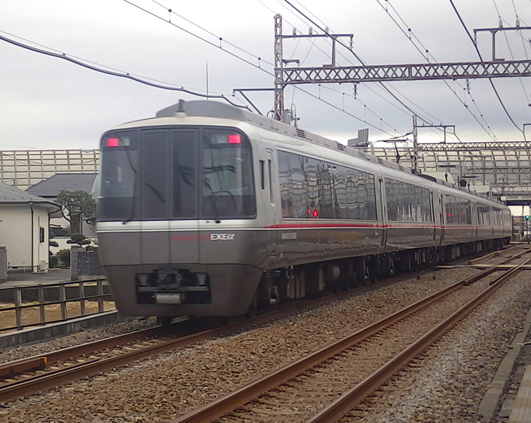 Odakyu Romance Cars on the Holiday routine runs from Tokyo to Odawara. GSE (Red) and EXEa (Two ...