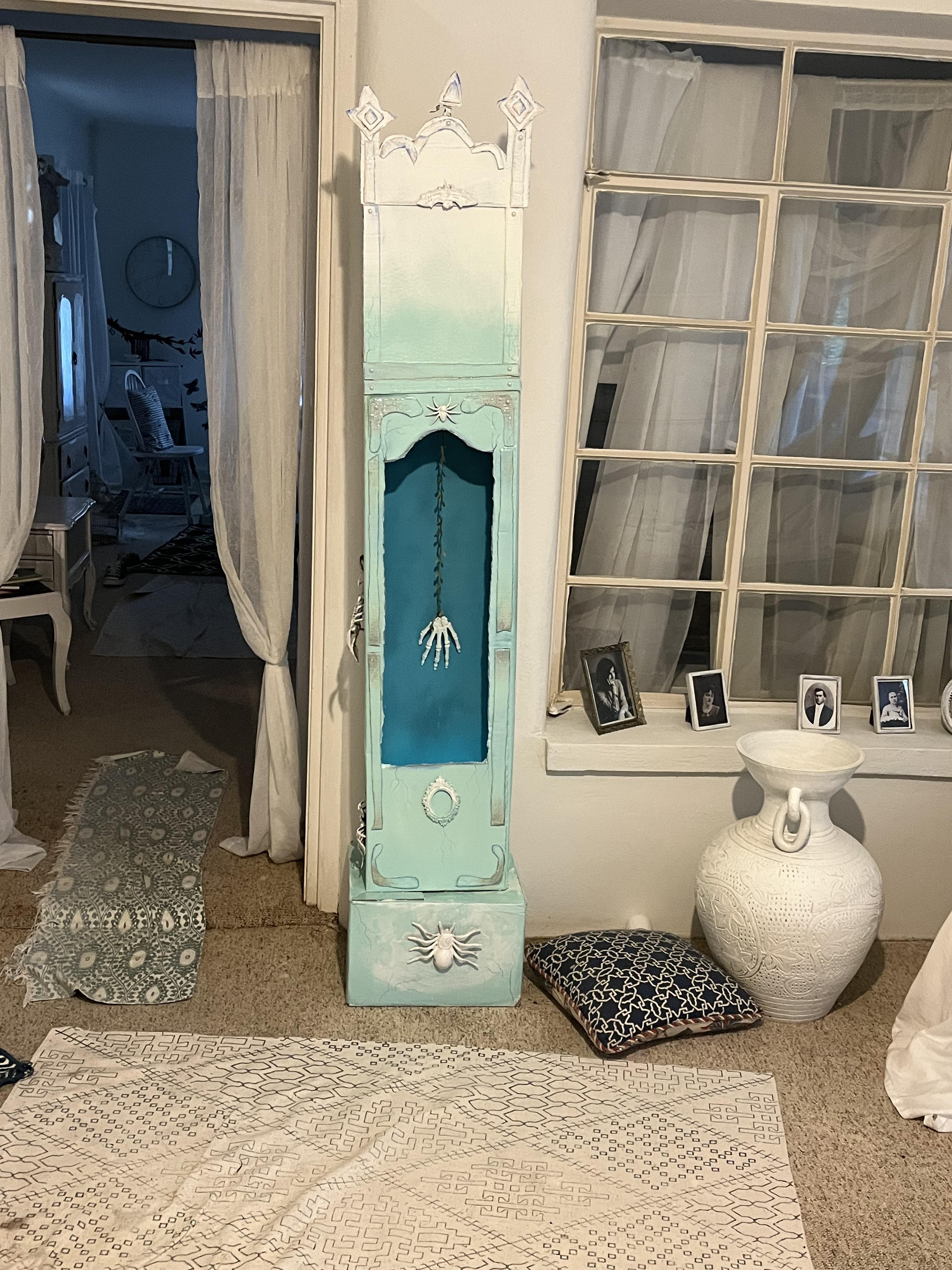 Spooky cardboard grandfather clock | Scrolller