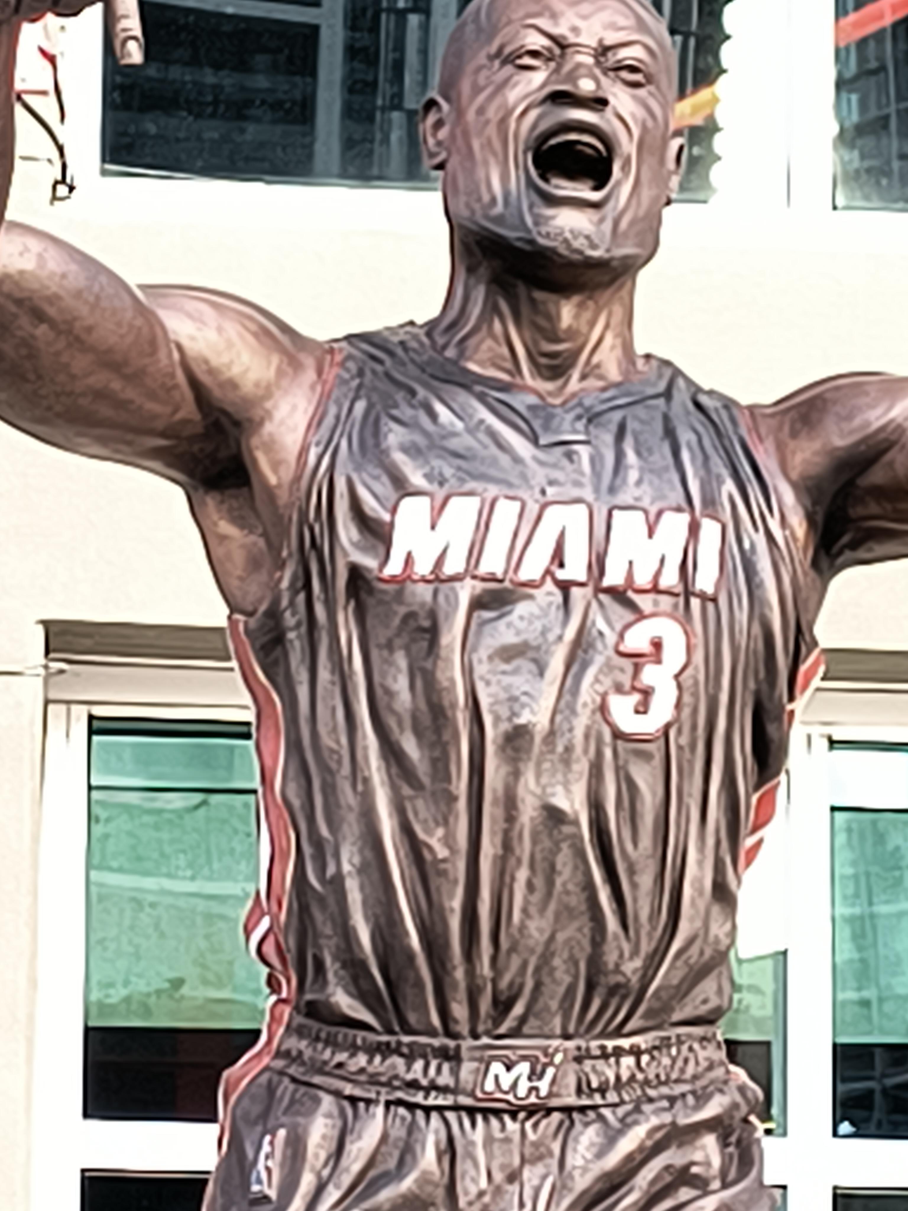 Dwyane Wade's Statue | Scrolller