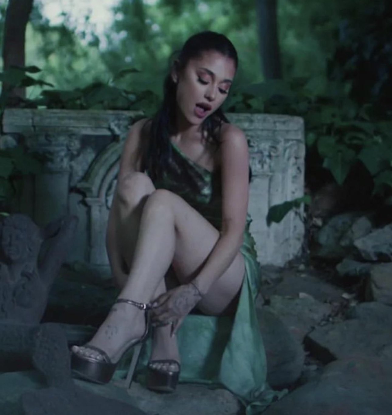 Ariana Grande x3 | Scrolller