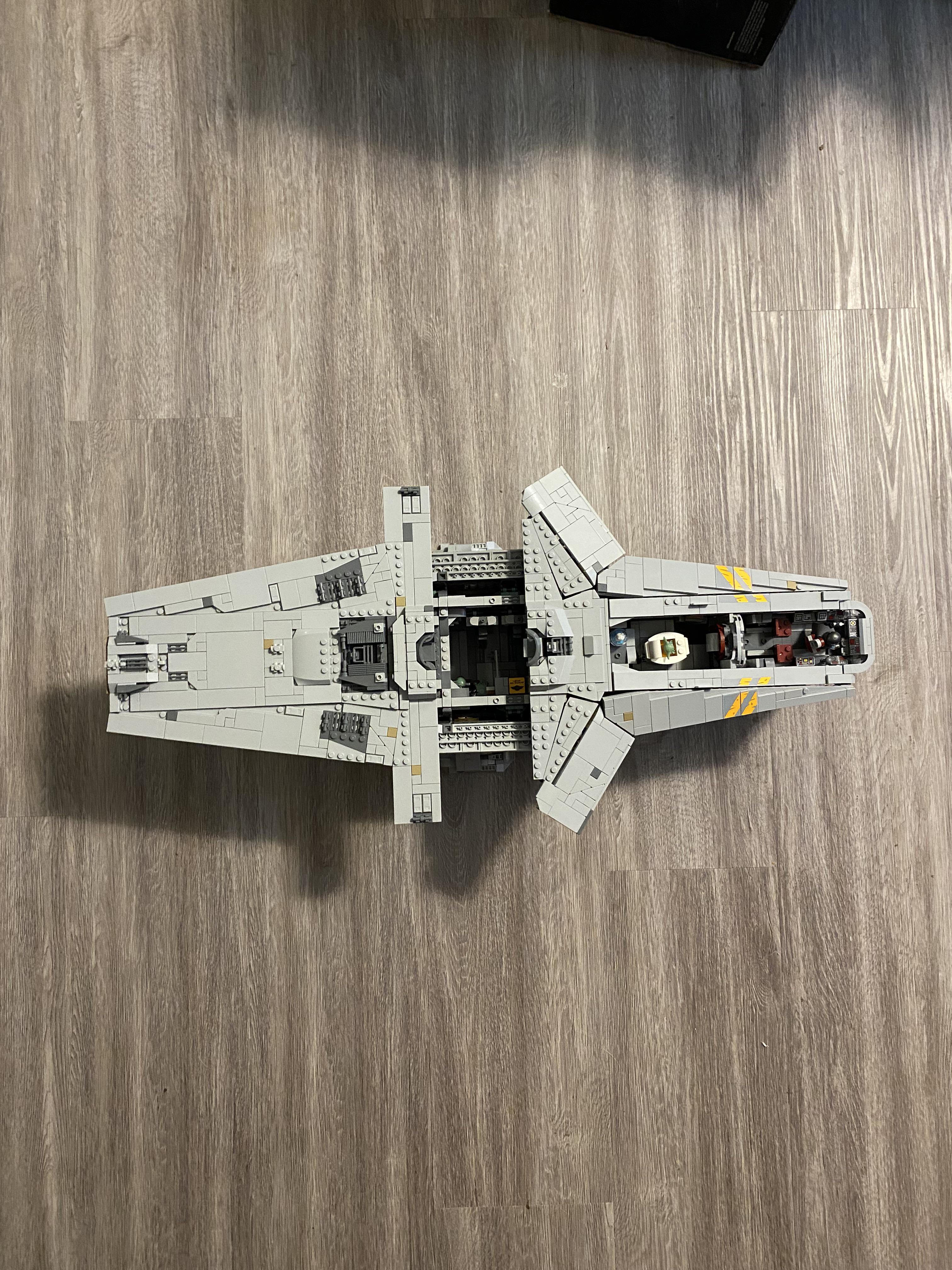 Construction of the UCS Razor Crest | Scrolller
