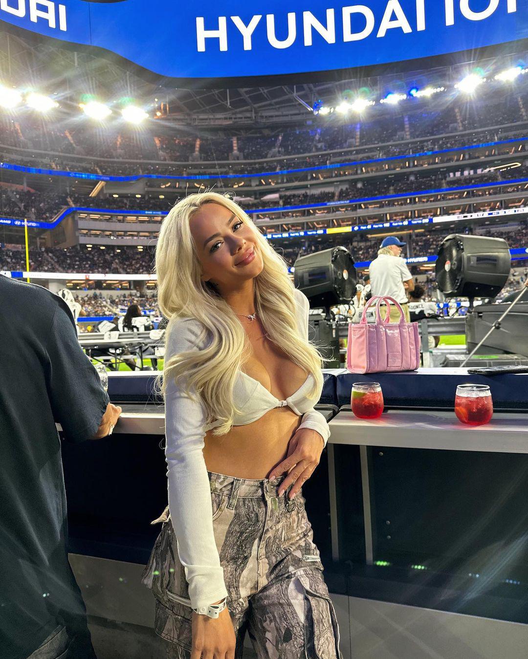 Elsa Jean | Scrolller