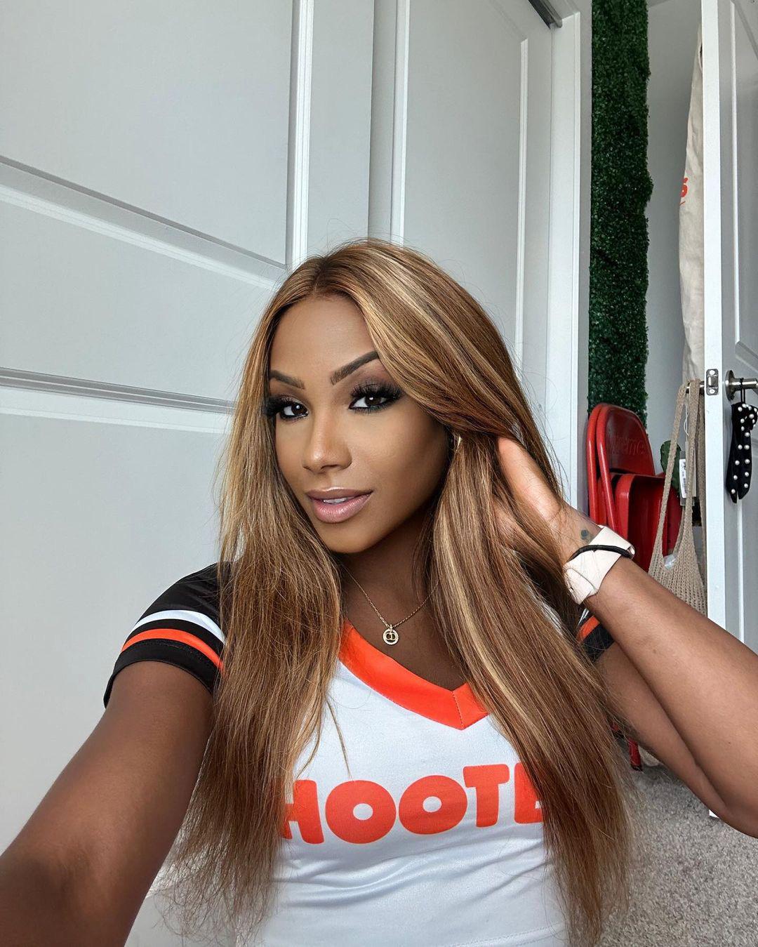 Waitress Tia | Scrolller