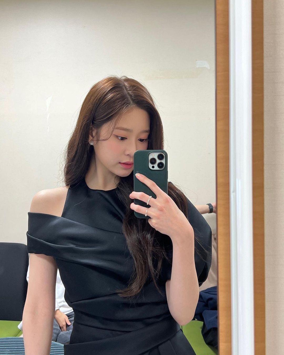 220329 Kim Minju Instagram Update | Scrolller