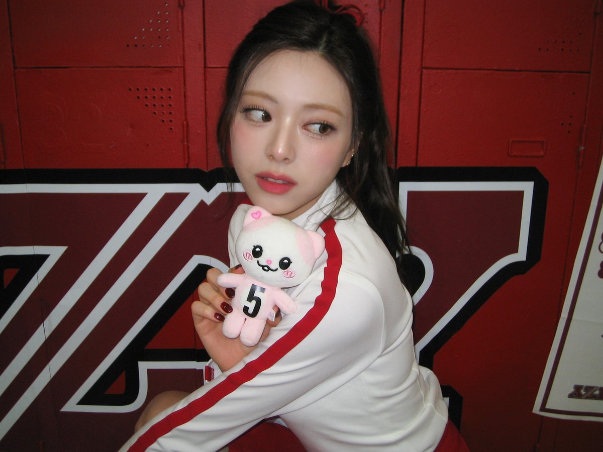 ITZY - Official Fanclub: MIDZY (4th Generation Recruitment - Yuna D-5 Teaser Photos) | Scrolller