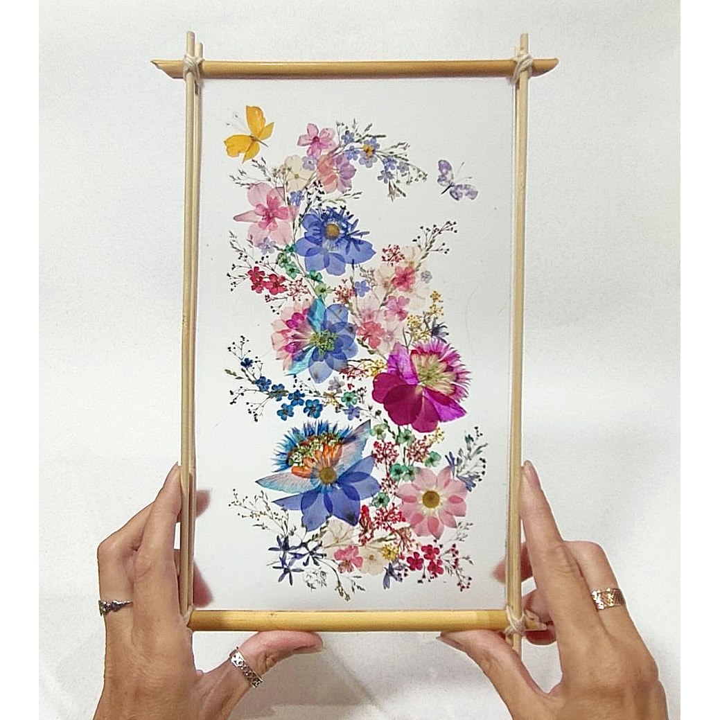 I made pressed flower frames from dried flowers. | Scrolller