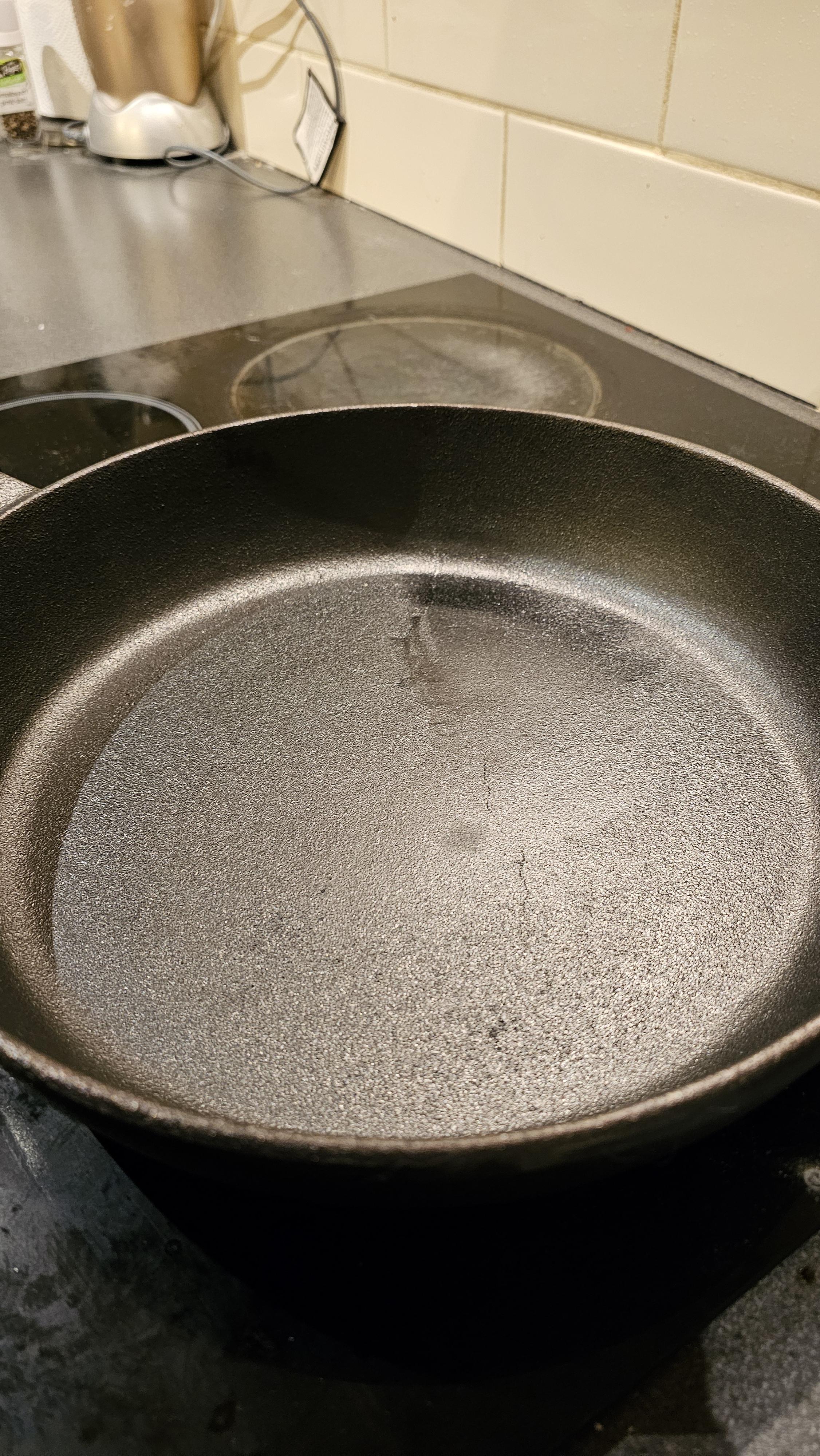 Brand new pan - is it cracked? | Scrolller